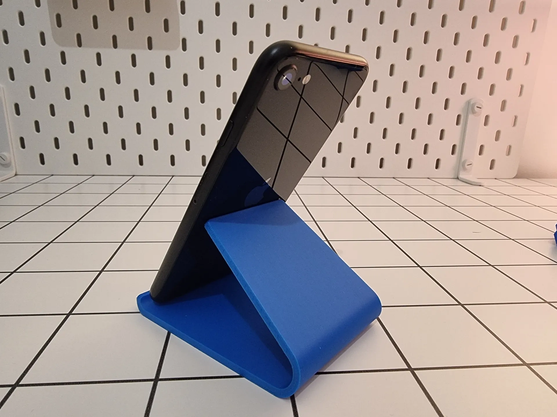 Minimalistic Phone Stand 来自 Murdoc - MakerWorld