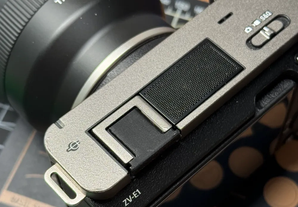 SONY单反相机原装热靴盖（兼容a7m4/a7c2/zve1/a7m5等） 来自 麦扣鲁鲁 MakerWorld：免费下载 3D 模型