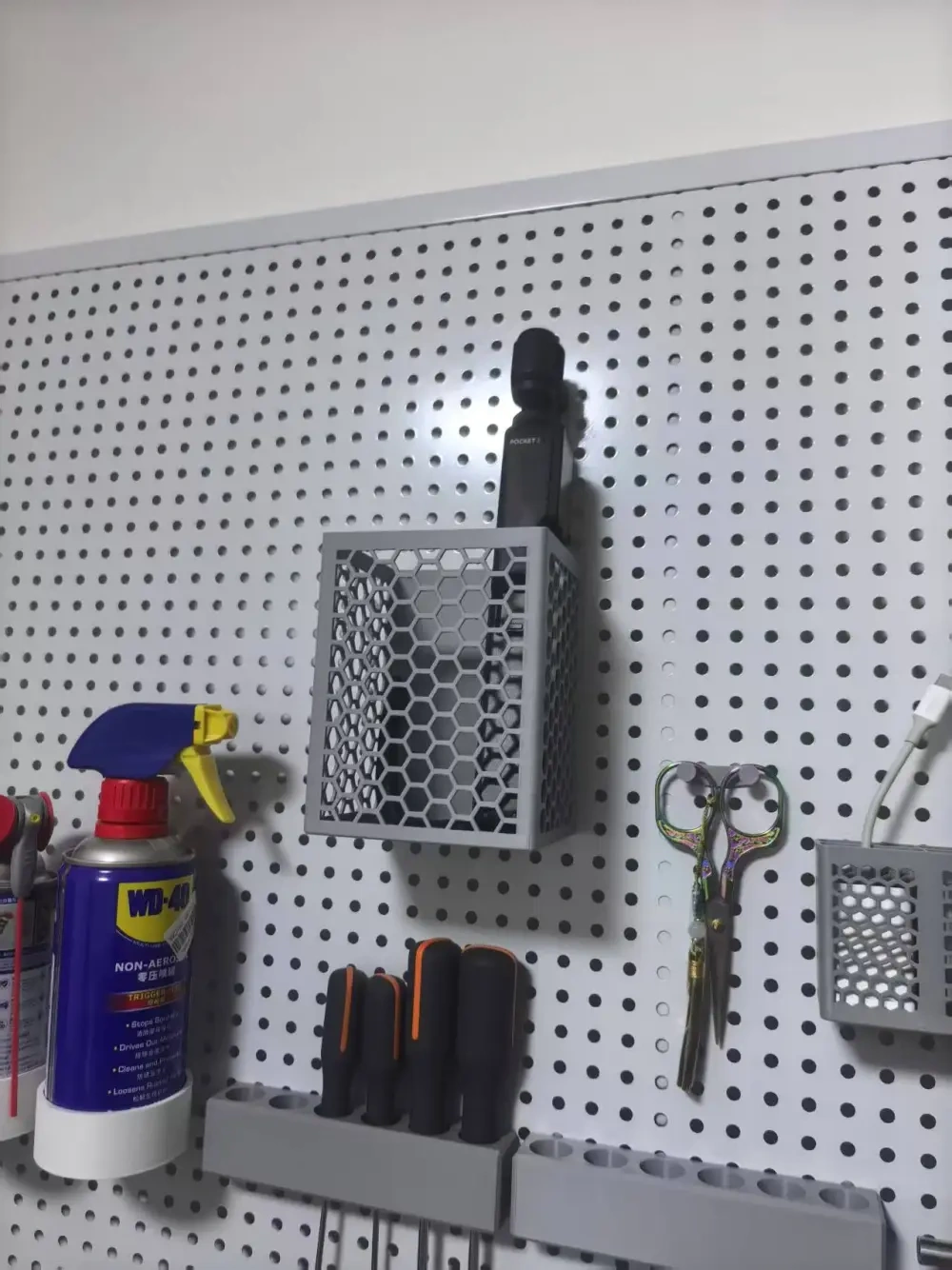 洞洞板 镂空笔筒 适合 6mm孔径 16mm孔距 来自 螃蟹 MakerWorld：免费下载 3D 模型