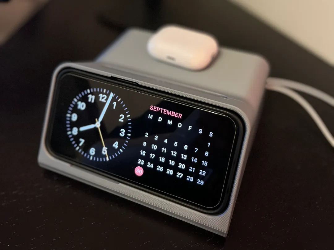 iPhone待机底座（作者：Scott Yu-Jan）带配重 二次创作 - 来自 3D_Print_DE MakerWorld：免费下载 3D 模型