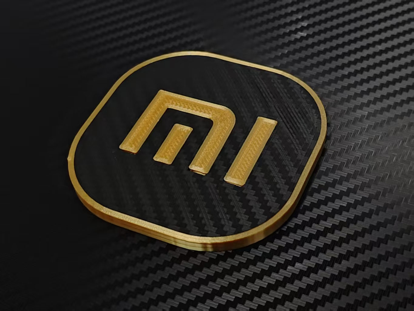 小米su7 Ultra 车标（碳纤维金） 来自 眰恦 MakerWorld：免费下载 3D 模型