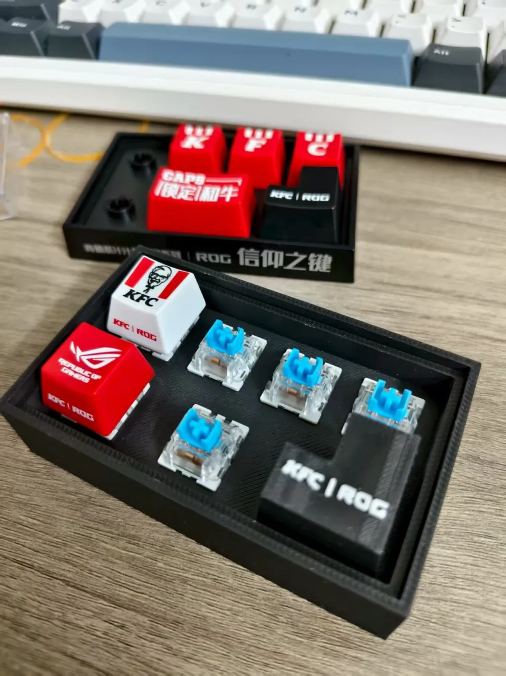 rog*kfc联动键帽带键盘轴键帽展示盒 来自 MT MakerWorld：免费下载 3D 模型