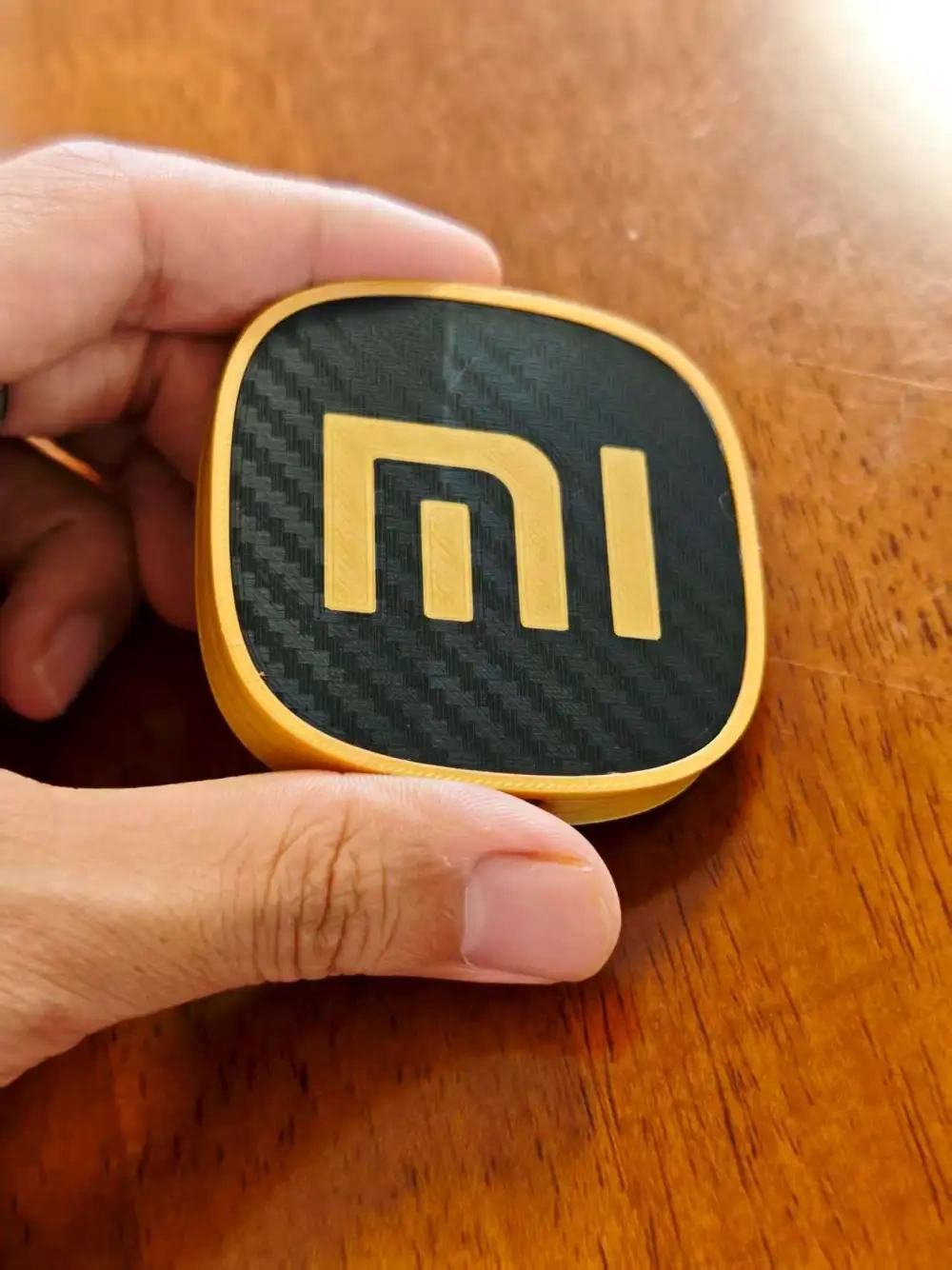 小米su7 ultra 车标无线充电器 来自 平安县城杨秀芹 MakerWorld：免费下载 3D 模型