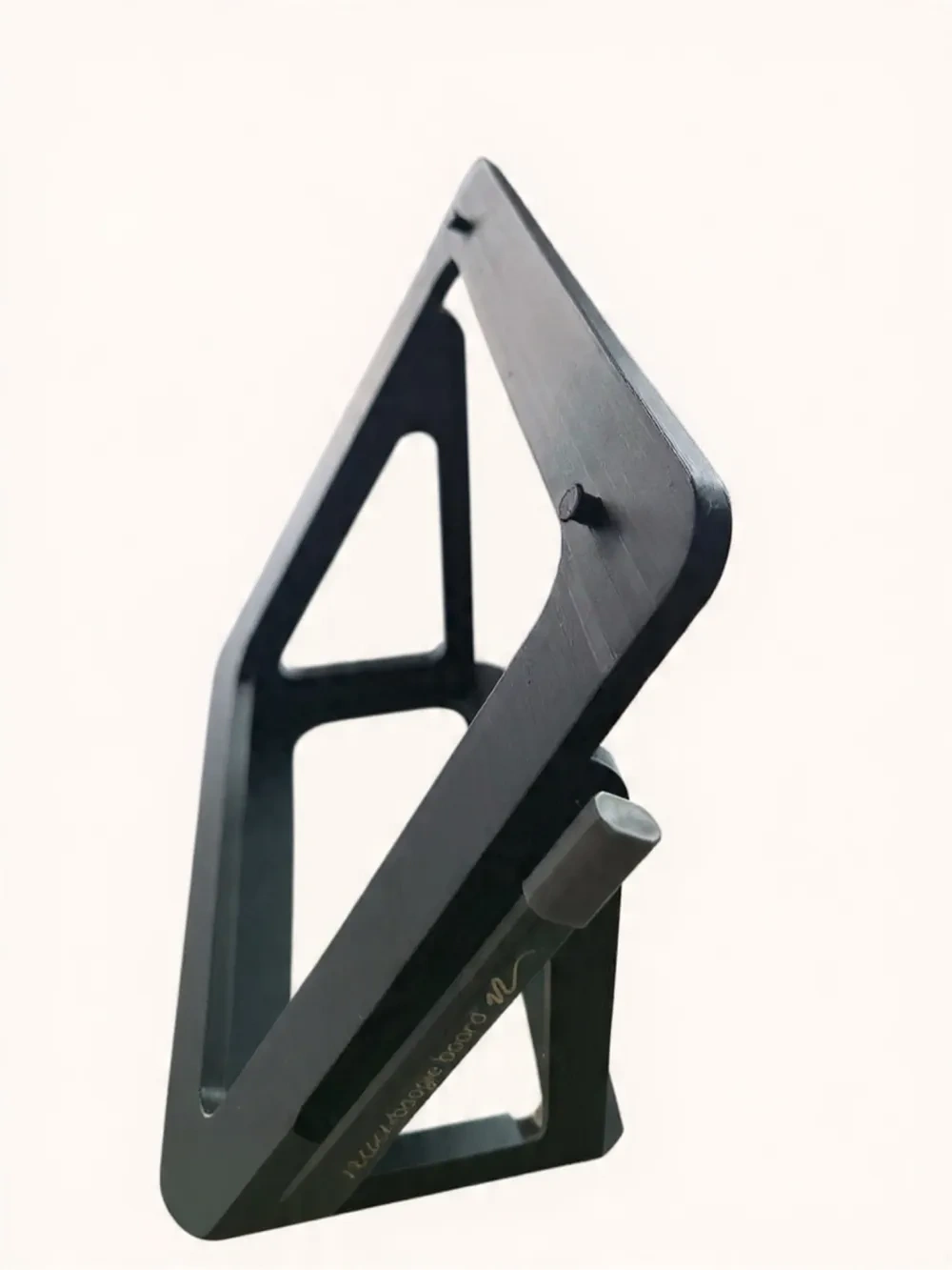 8.25" x 8.25" Boogie Board 带笔架支架 - 免费 3D 打印模型 - MakerWorld