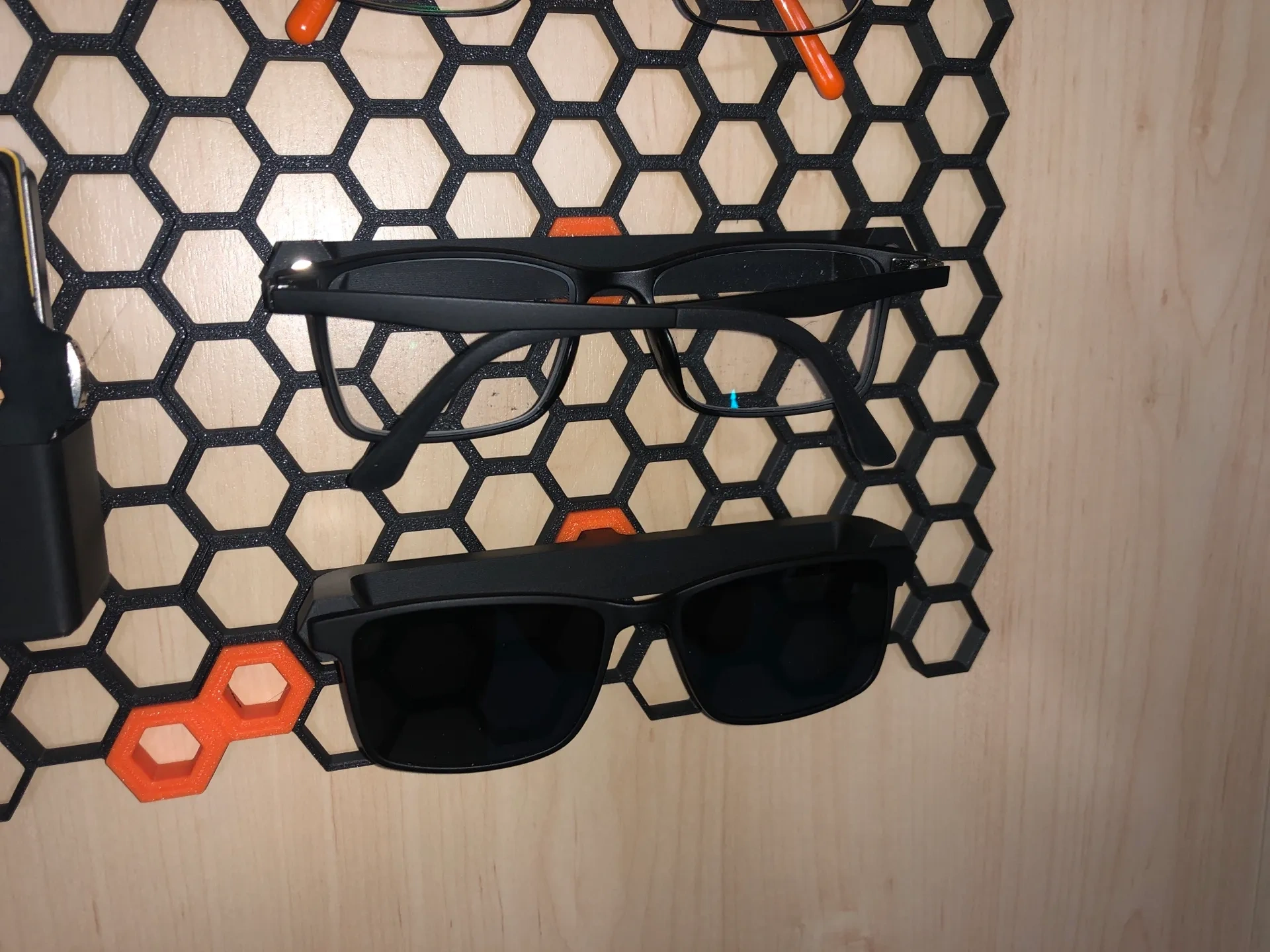 Parametric magnetic glasses holder honeycomb wall 来自 TheBaum - MakerWorld