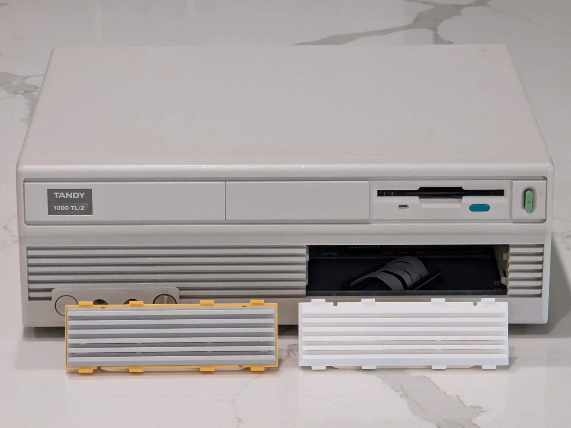 Tandy 1000 TL/2 5.25英寸驱动器仓位盖解决方案 来自 TooManyThings - MakerWorld