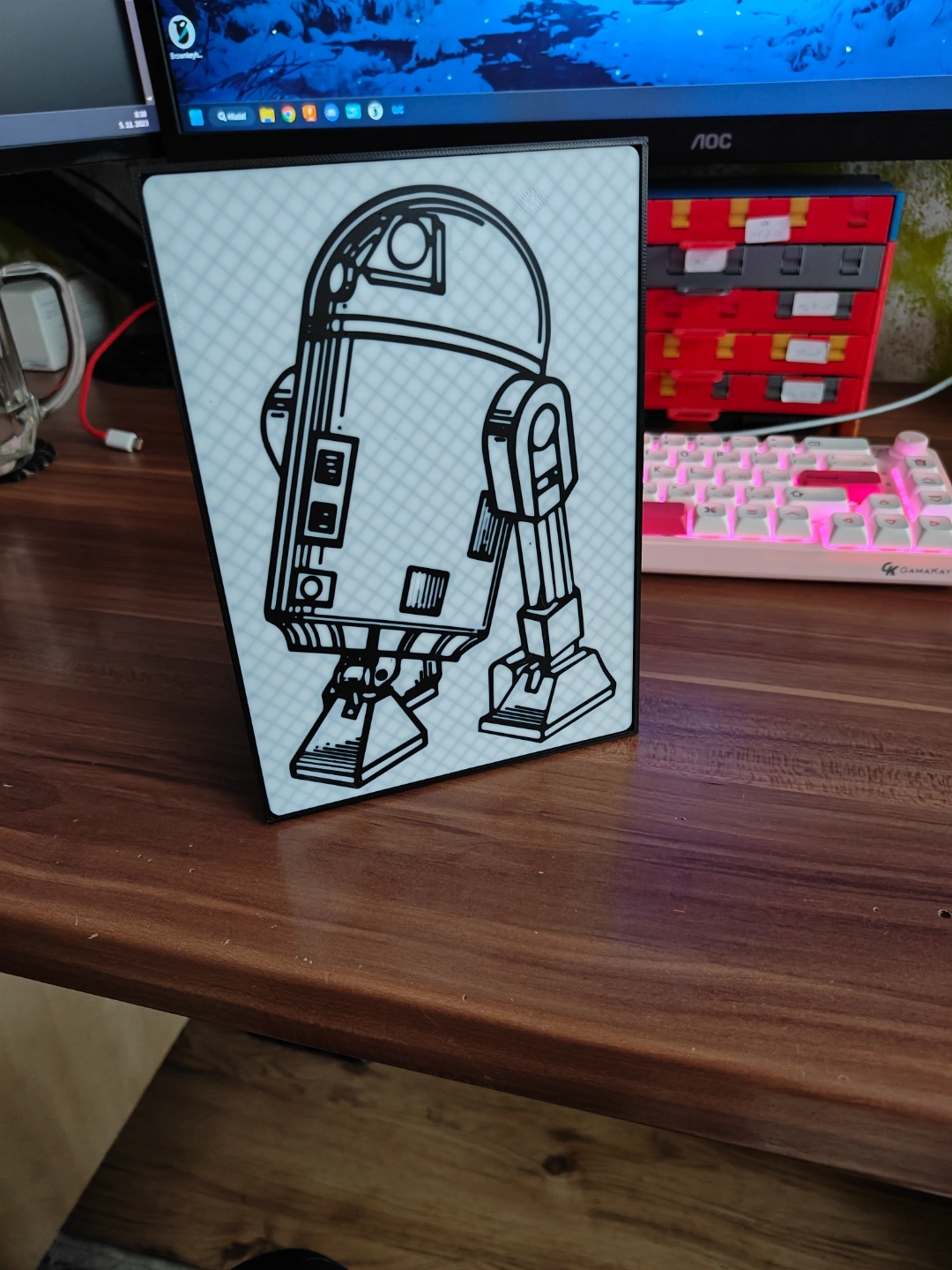 R2D2 line art with picture frame and kickstand 来自 M.Holicky - MakerWorld