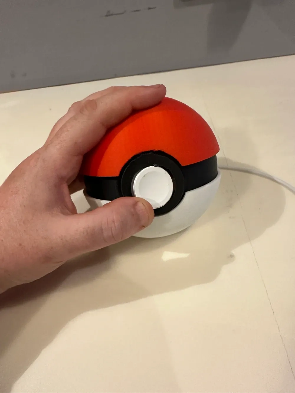 Pokeball Apple watch stand 来自 deltastudios3d - MakerWorld