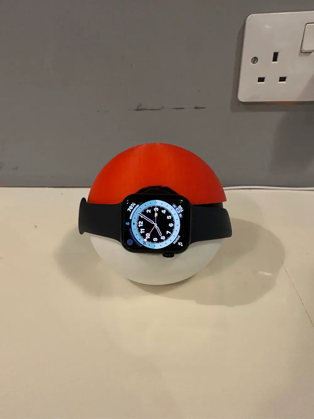 Pokeball Apple watch stand 来自 deltastudios3d - MakerWorld