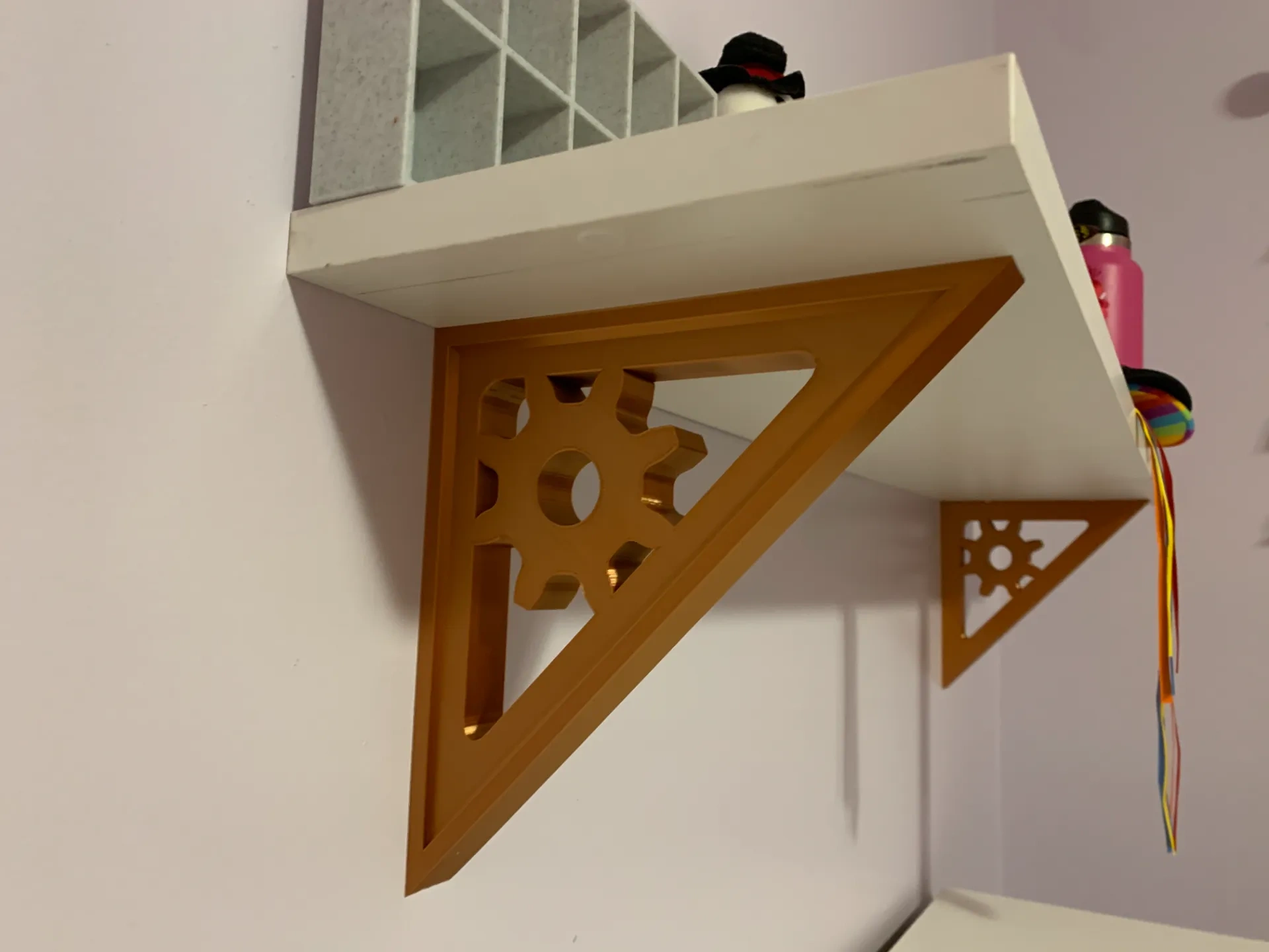 Gear Themed Shelf Brackets with Hanging Tools 来自 Functional Print ...