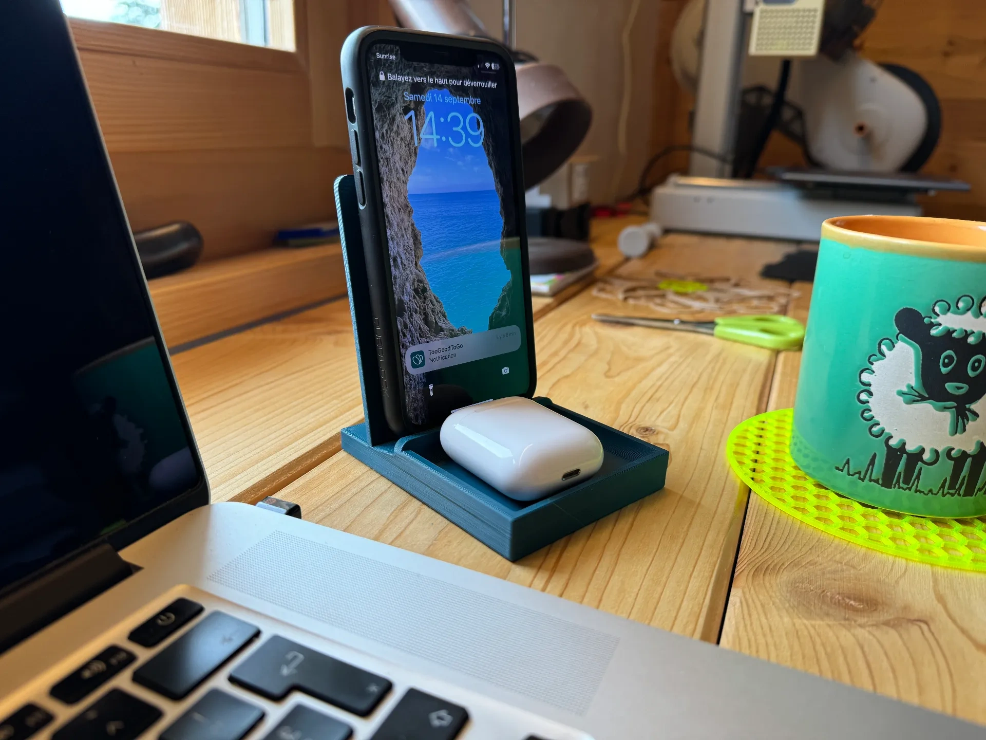 Modern and elegant desk smartphone stand 来自 John Connor - MakerWorld