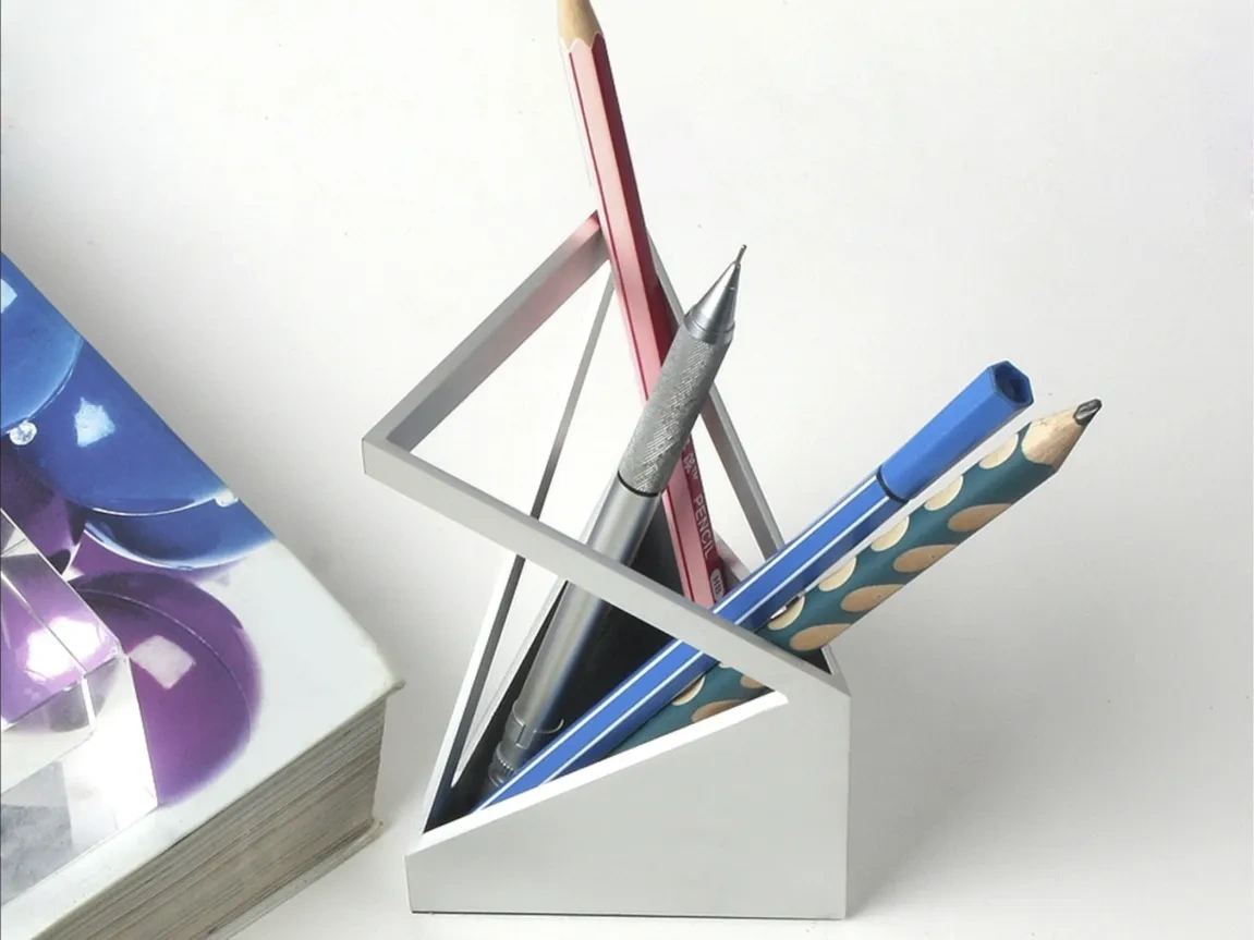 Triangular Art Pen Holder 来自 mars730 - MakerWorld