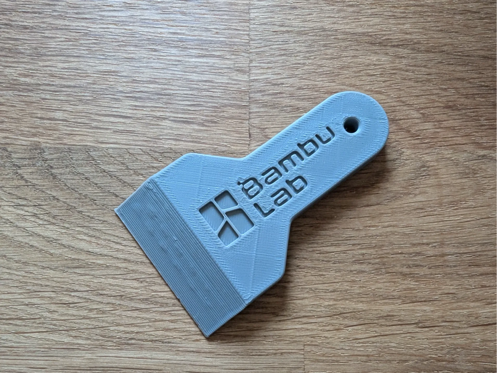 Small Bed Scraper with Bambulab Logo 来自 Spin3D - MakerWorld