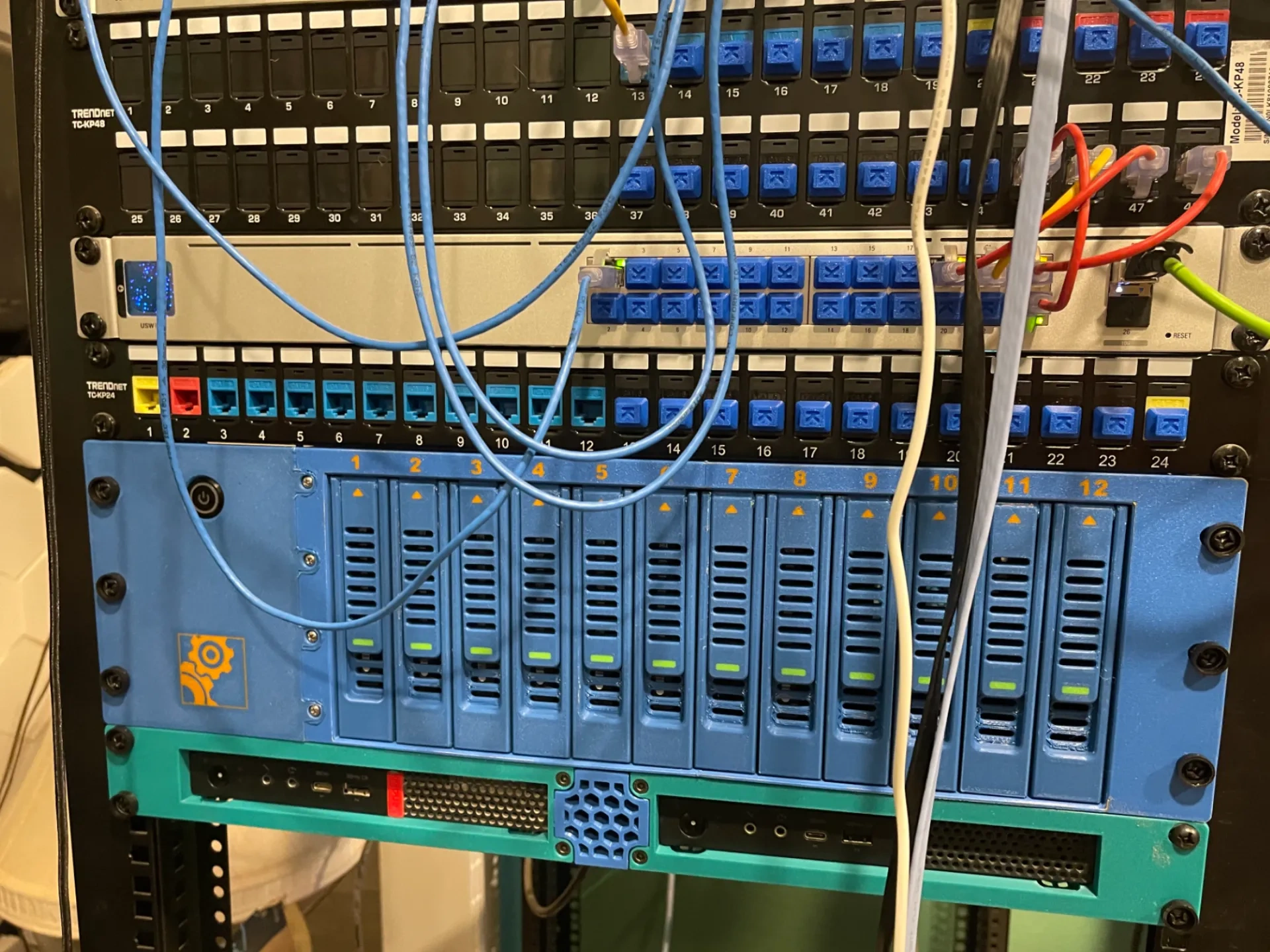 12 Trays HDD Enclosure, 3U Rack Mountable 来自 Shaztech.info - MakerWorld