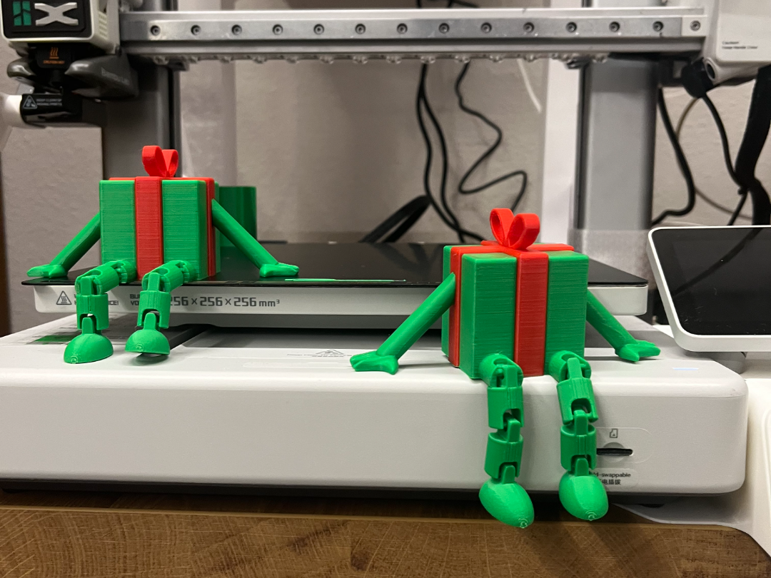 可活动关节的带腿和手的圣诞礼物 来自 Train MakerWorld：免费下载 3D 模型