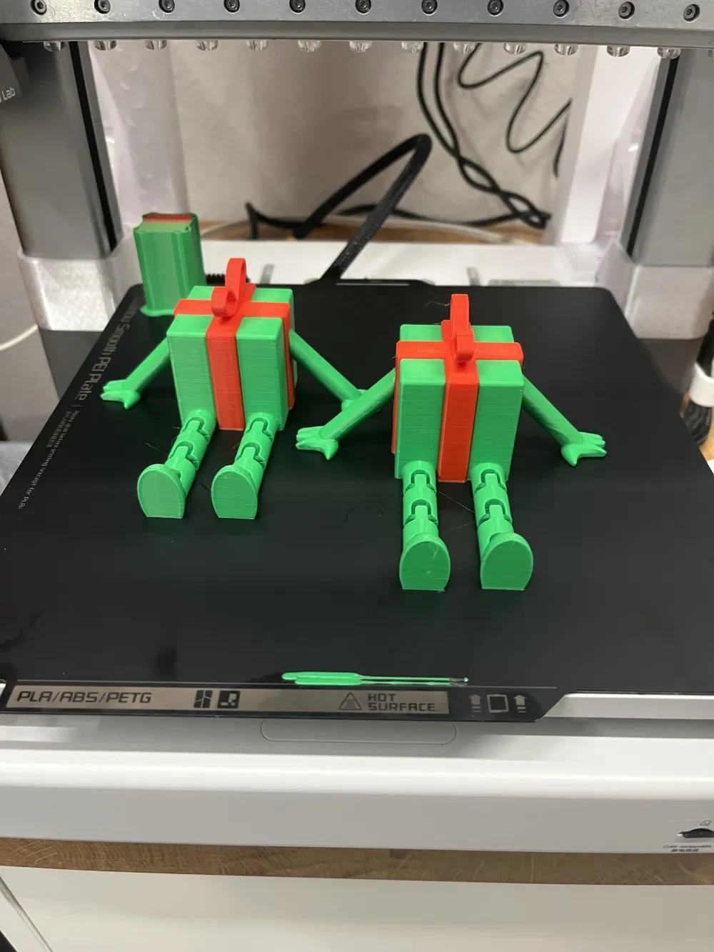 可活动关节的带腿和手的圣诞礼物 来自 Train MakerWorld：免费下载 3D 模型