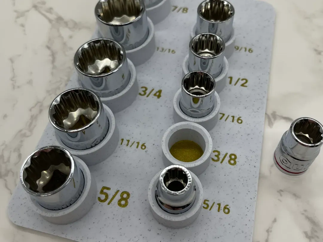 支架 - QUINN 3/8 英寸驱动 SAE 和公制套筒套件 来自 Drakee MakerWorld：免费下载 3D 模型