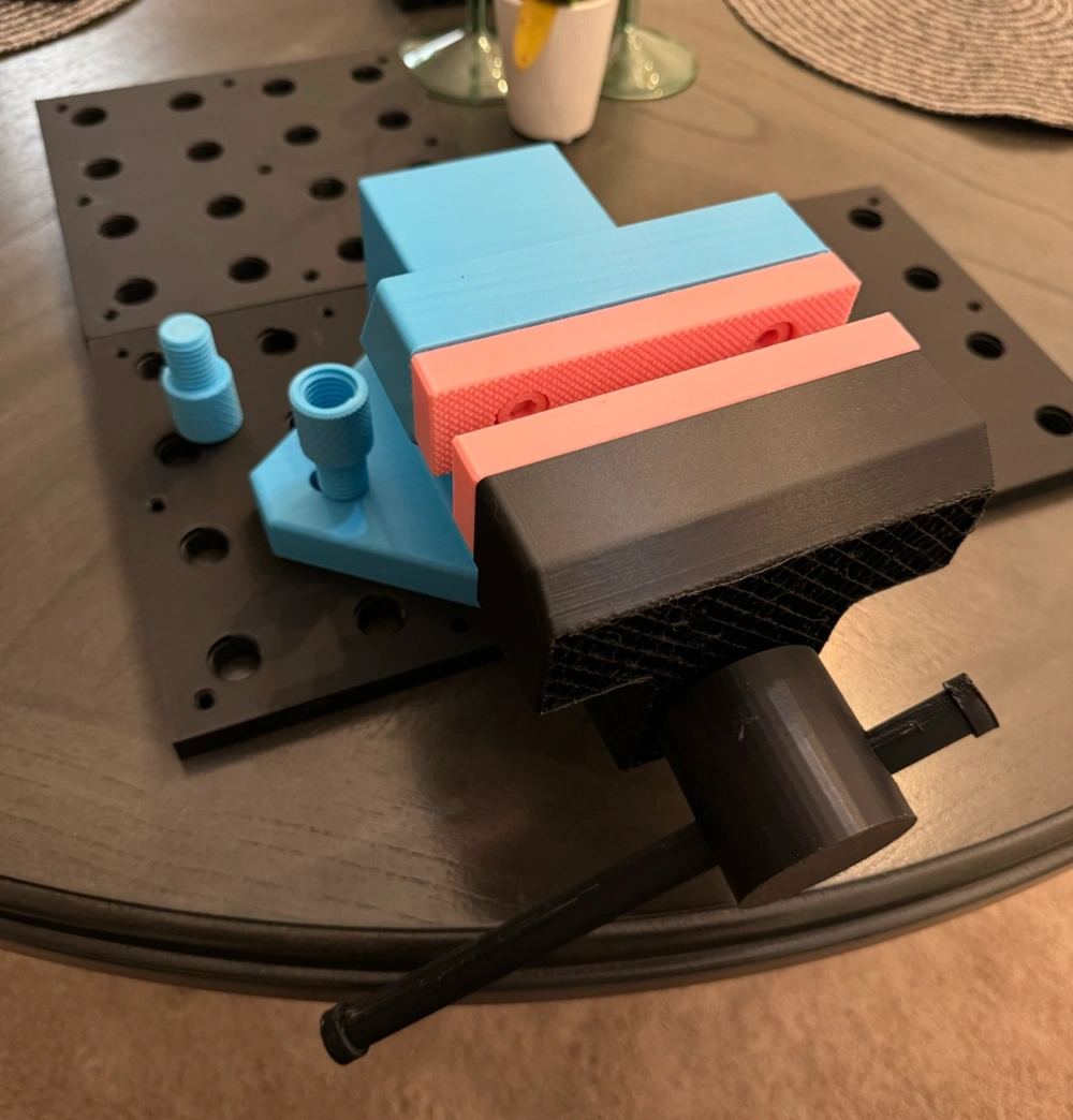 台钳（可与螺纹穿孔板兼容） 来自 Carman3D - MakerWorld