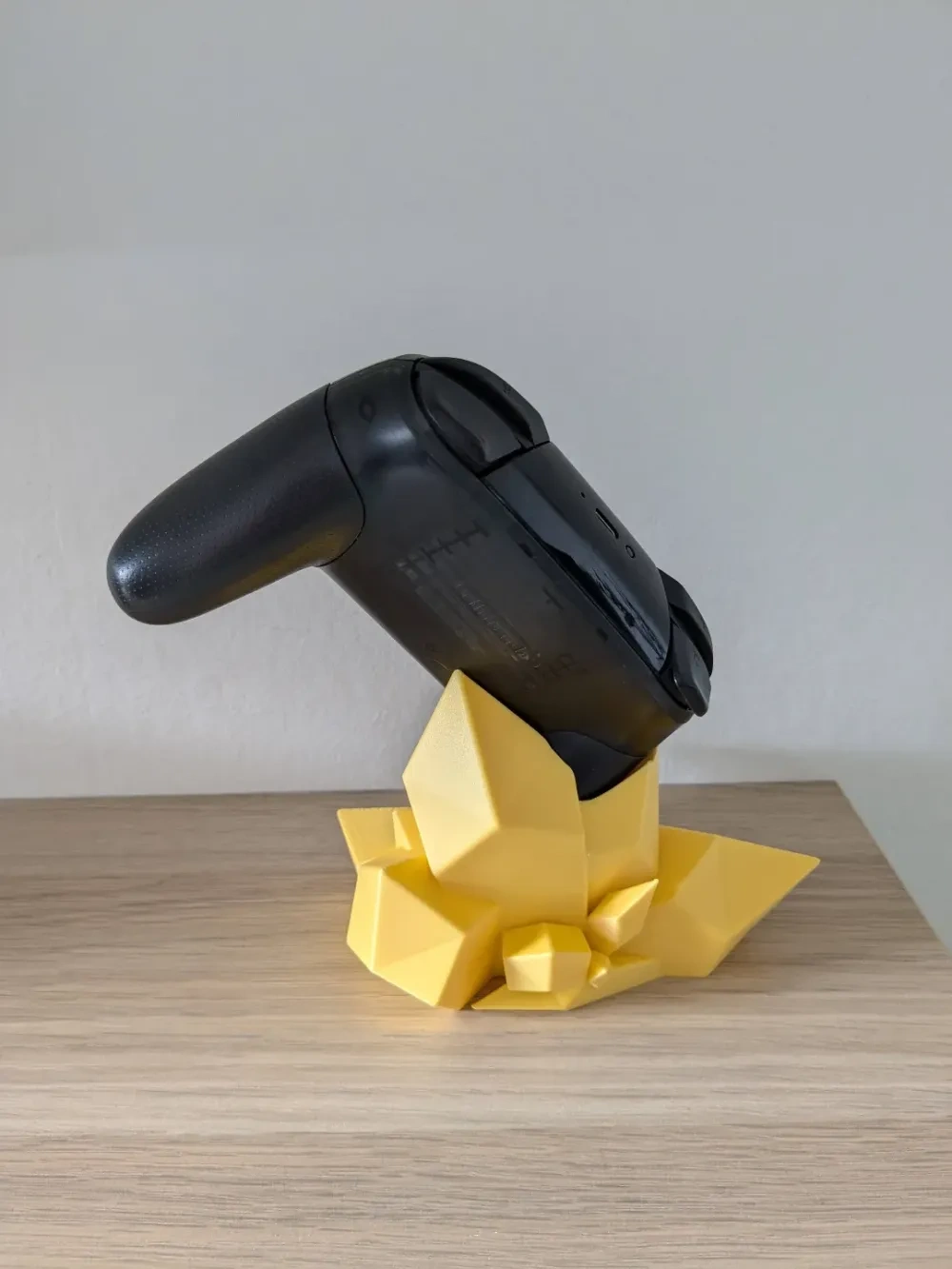 Nintendo Switch Pro Controller Stand / Crystal 来自 Draahl MakerWorld：免费 ...