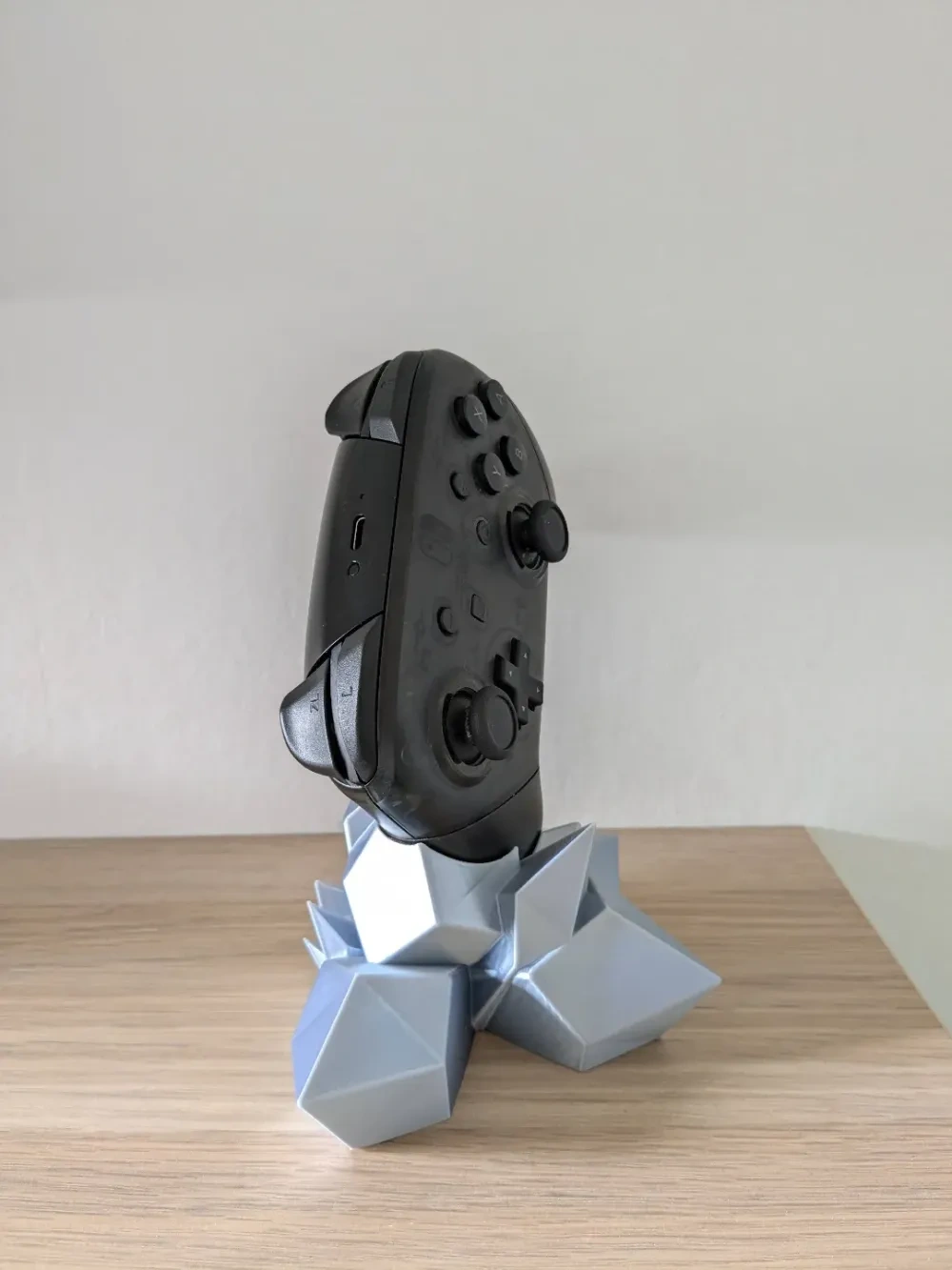 Nintendo Switch Pro Controller Stand / Crystal 来自 Draahl MakerWorld：免费 ...