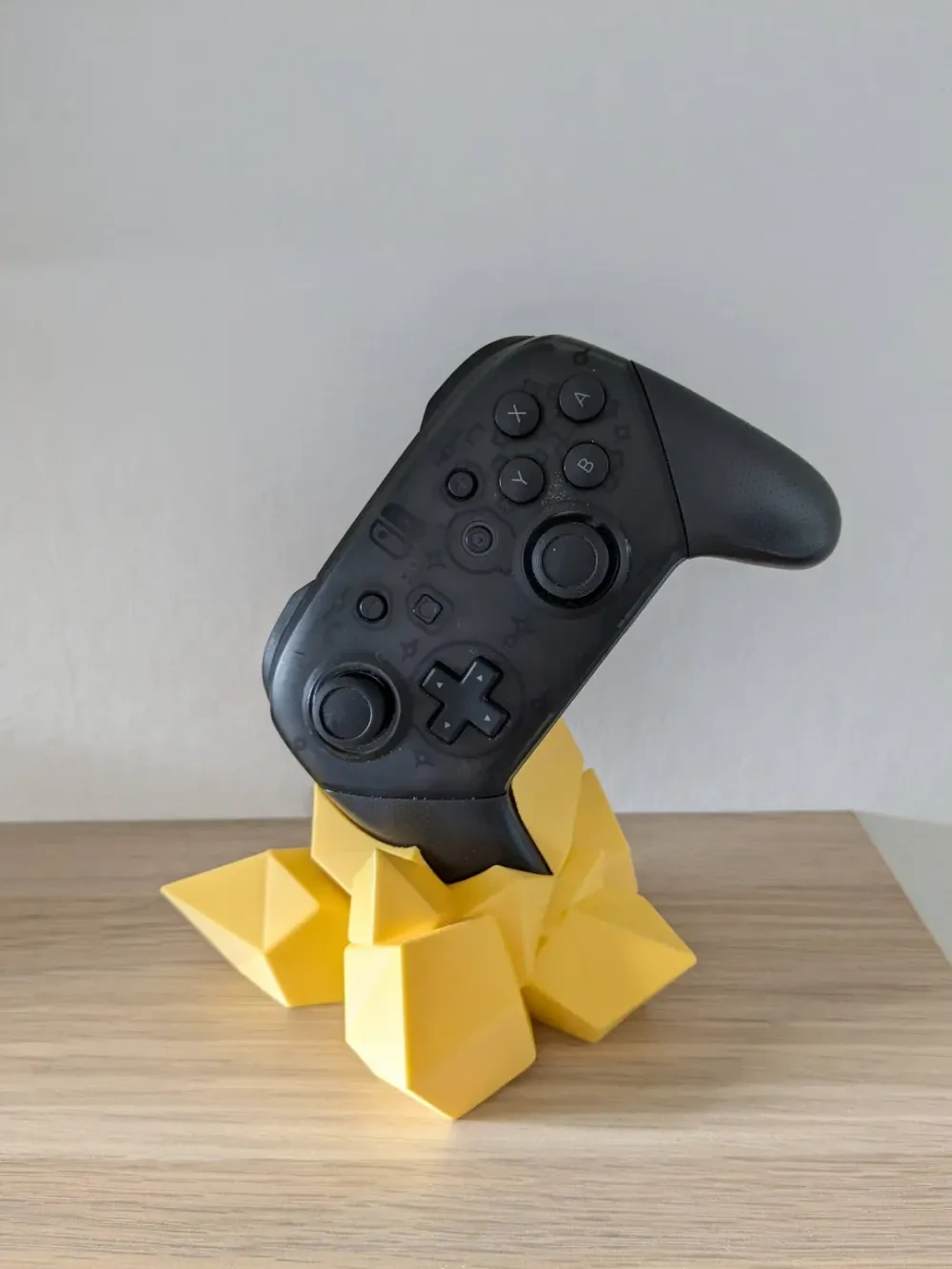 Nintendo Switch Pro Controller Stand / Crystal 来自 Draahl MakerWorld：免费 ...