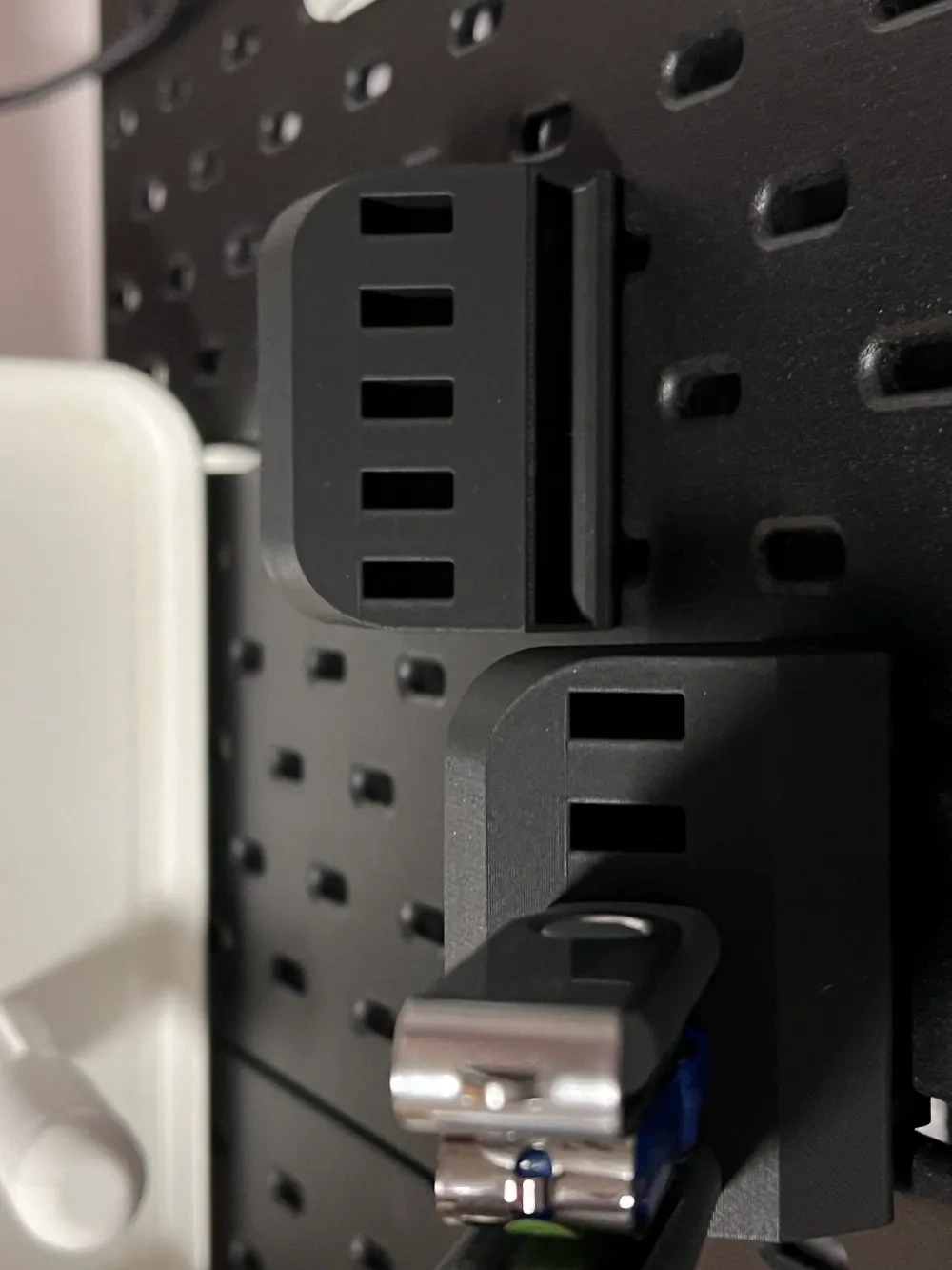 USB 支架 skadis 来自 Makerrr MakerWorld：免费下载 3D 模型