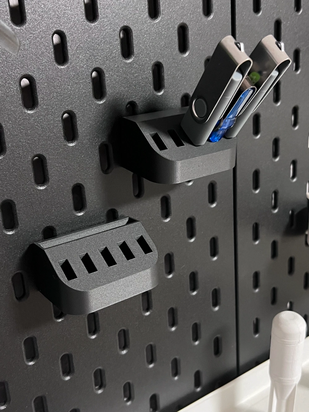 USB 支架 skadis 来自 Makerrr MakerWorld：免费下载 3D 模型