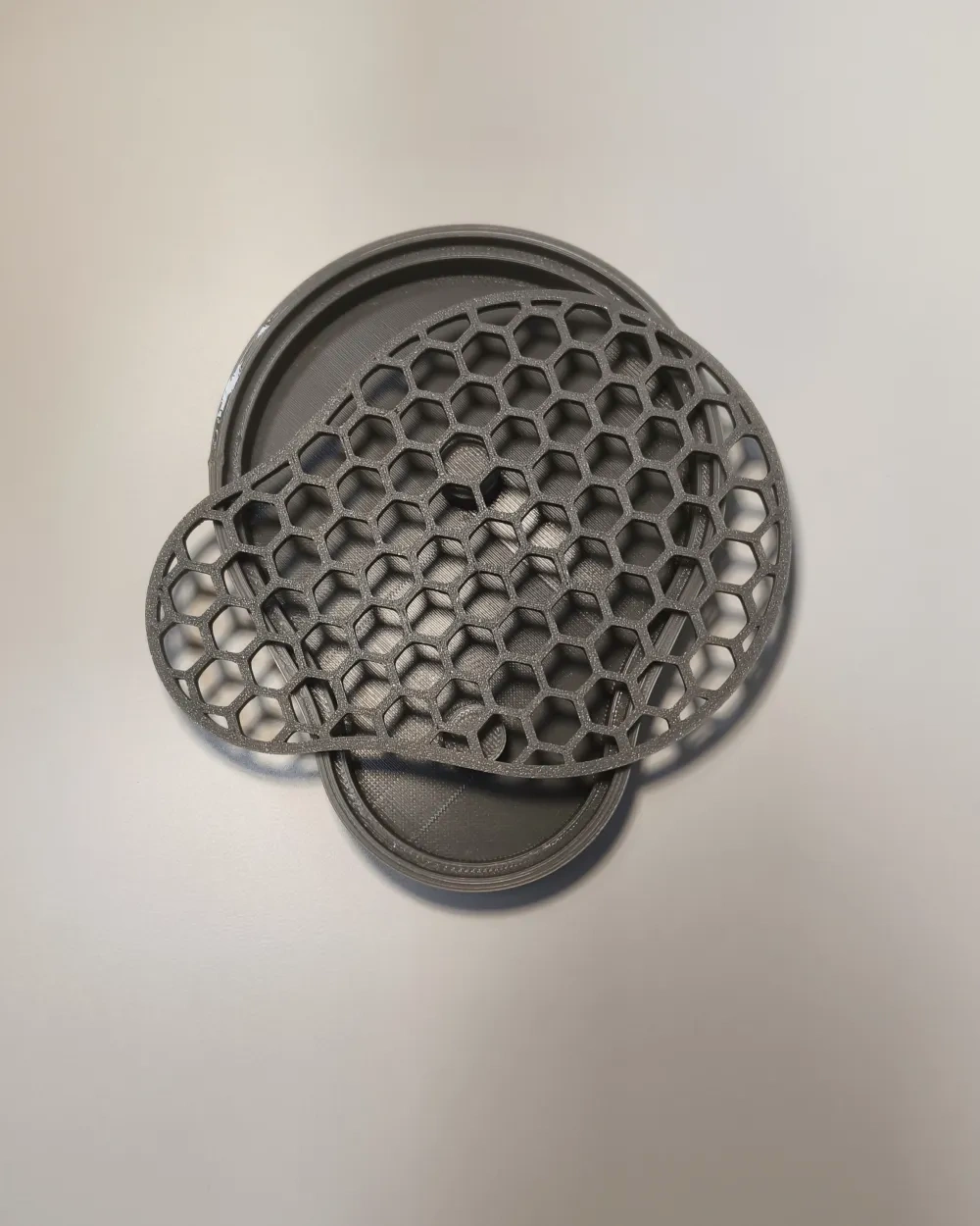 带沥水格的瓶子托盘 – 防滴漏器 来自 Carlos Oliveira MakerWorld：免费下载 3D 模型