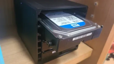 QNAS4 硬盘笼 来自 丫丫赶海 MakerWorld：免费下载 3D 模型