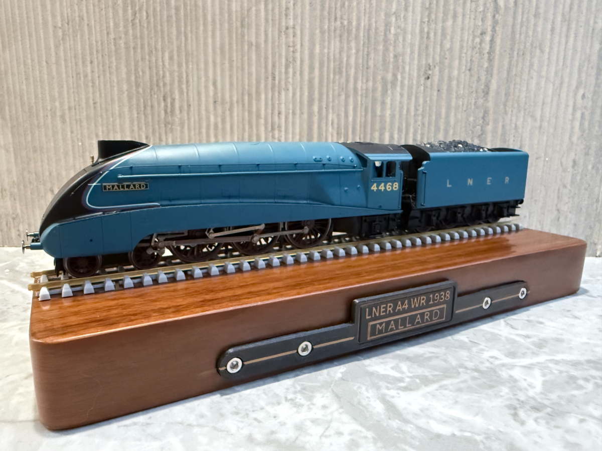 HORNBY LNER MALLARD DISPLAY STAND AND NAMEPLATE OO - 免费 3D 打印模型 ...