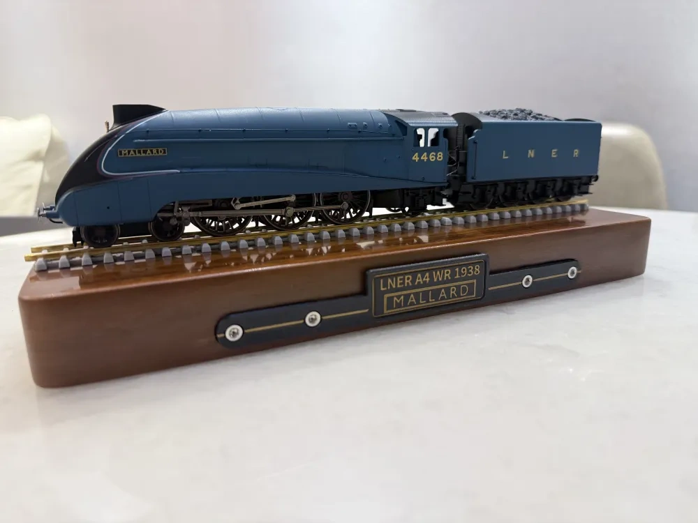 HORNBY LNER MALLARD DISPLAY STAND AND NAMEPLATE OO - 免费 3D 打印模型 ...