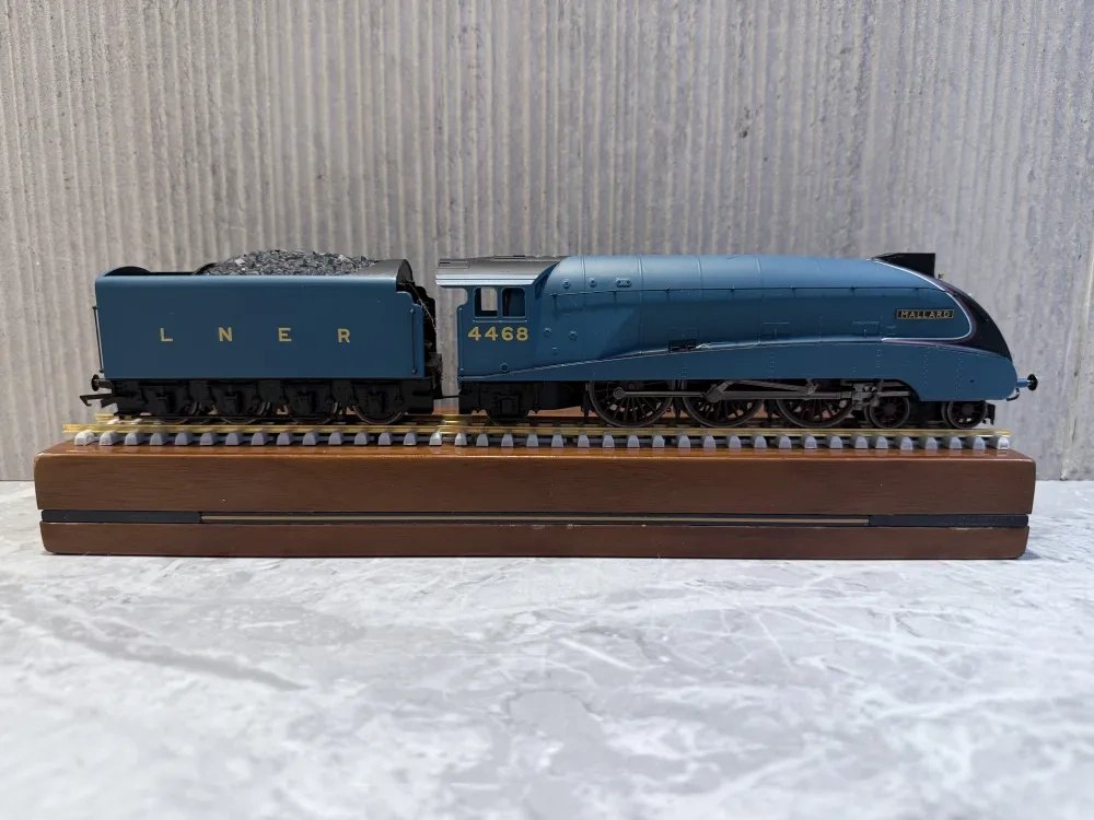 HORNBY LNER MALLARD DISPLAY STAND AND NAMEPLATE OO - 免费 3D 打印模型 ...