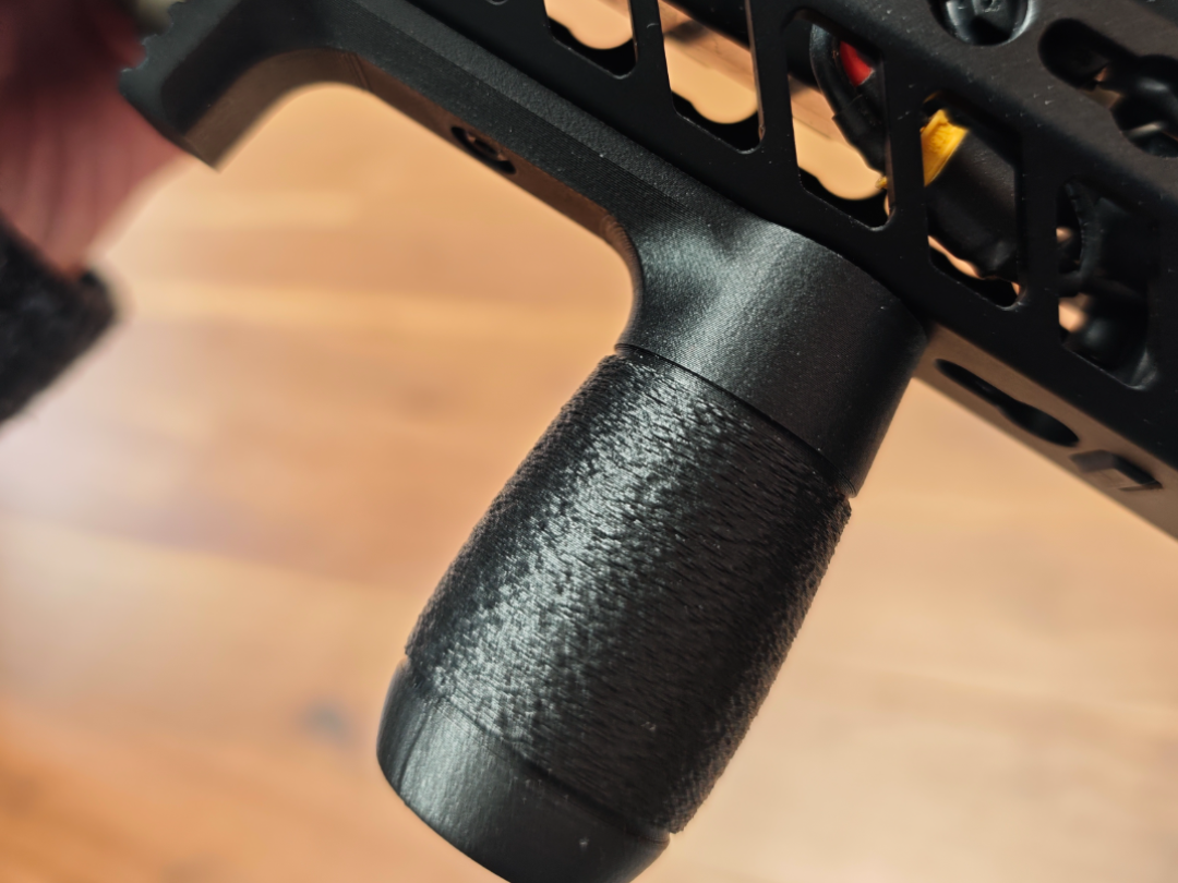 发射器前握把（MP5k style Grip） 来自 user_2290668553 MakerWorld：免费下载 3D 模型