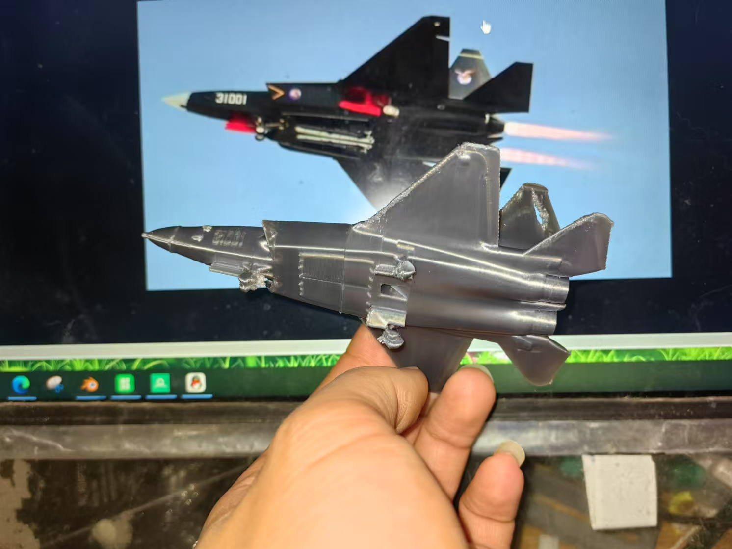 歼35/FC31原型机，战斗机编号31001，超精深雕刻版，带编号轮子支架 来自 大米糊玩具屋 MakerWorld：免费下载 3D 模型