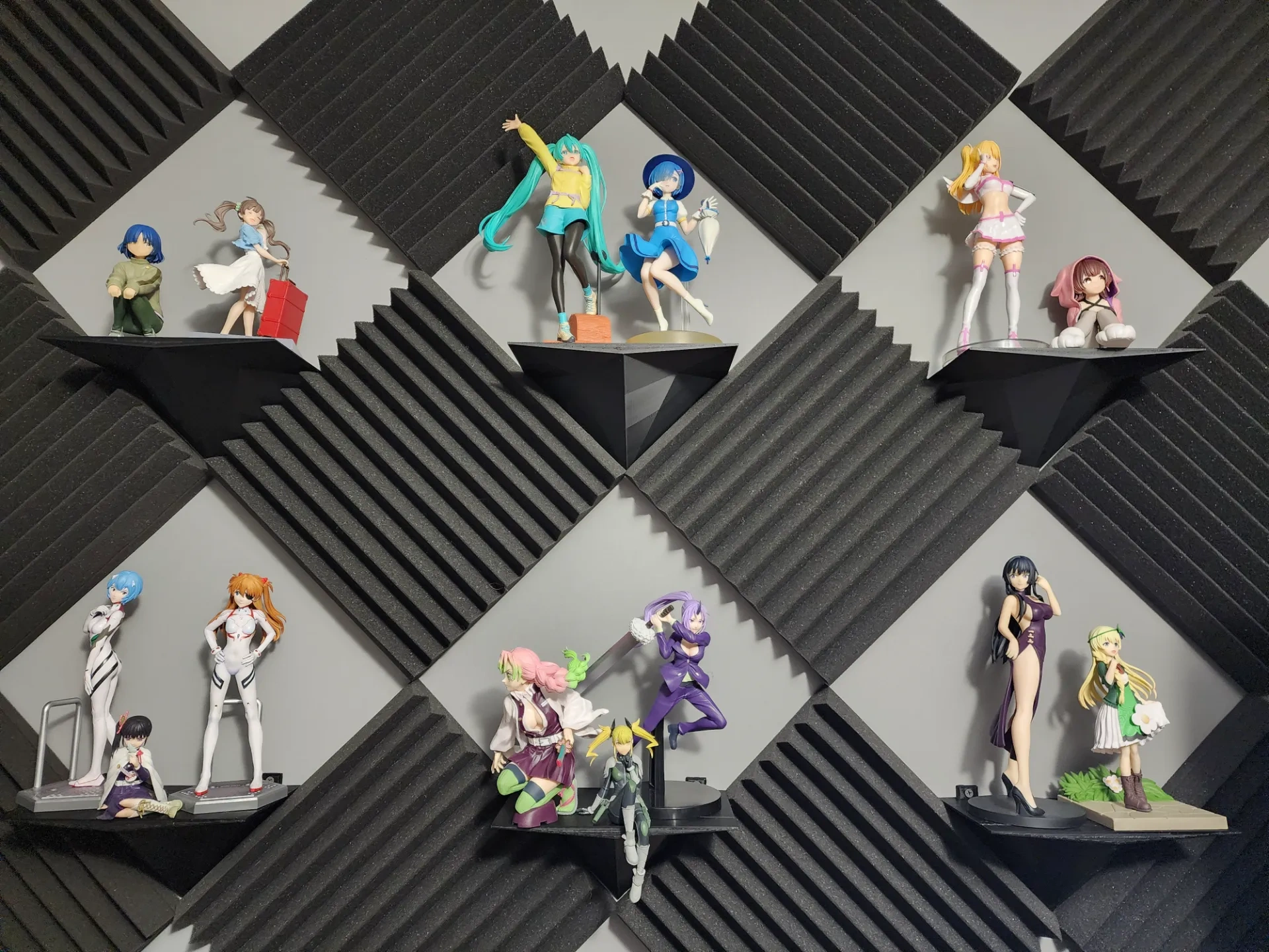 Wall Mounted Figurine Stand 来自 Rapacious_Rich - MakerWorld