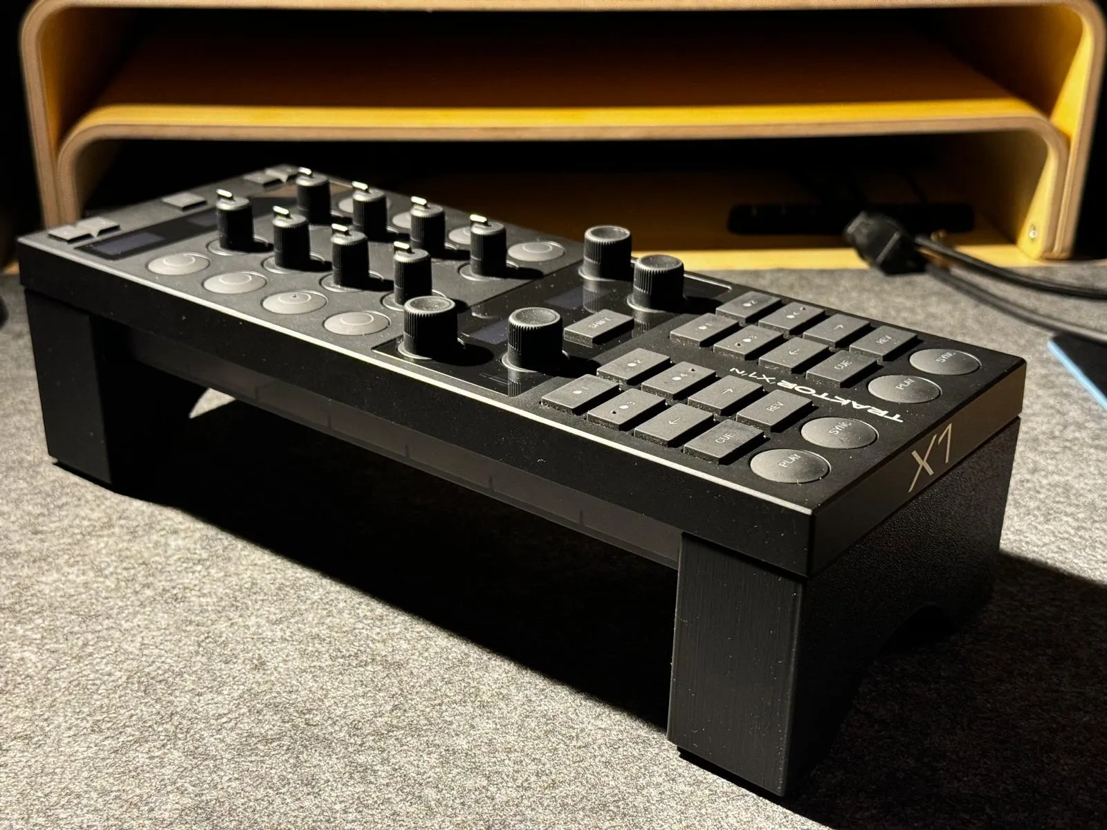 Native Instruments TRAKTOR X1 MK3 增高架 来自 3D Druck Junkie - MakerWorld