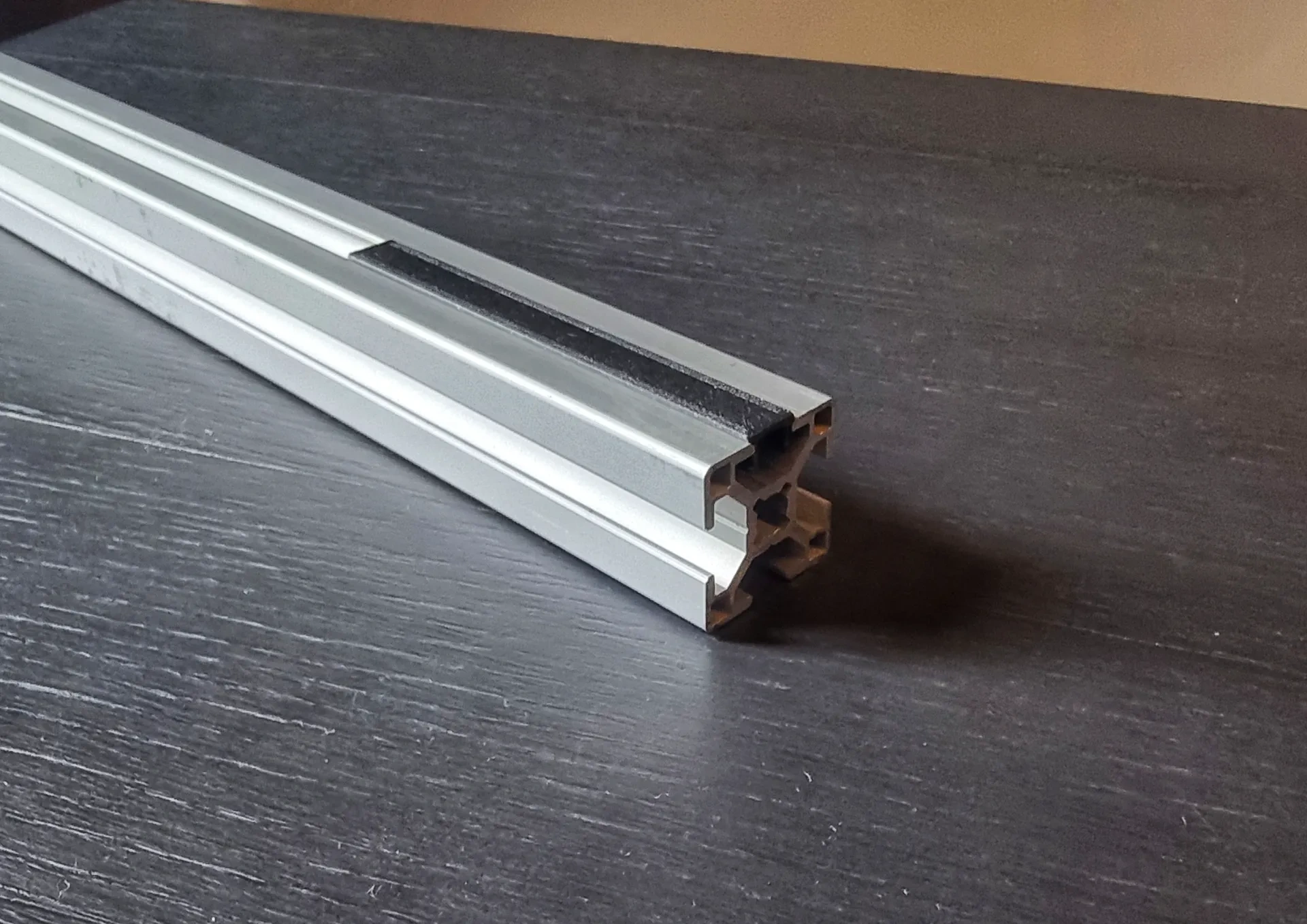 挤出型材线缆管理 来自 Veracon Engineering MakerWorld：免费下载 3D 模型