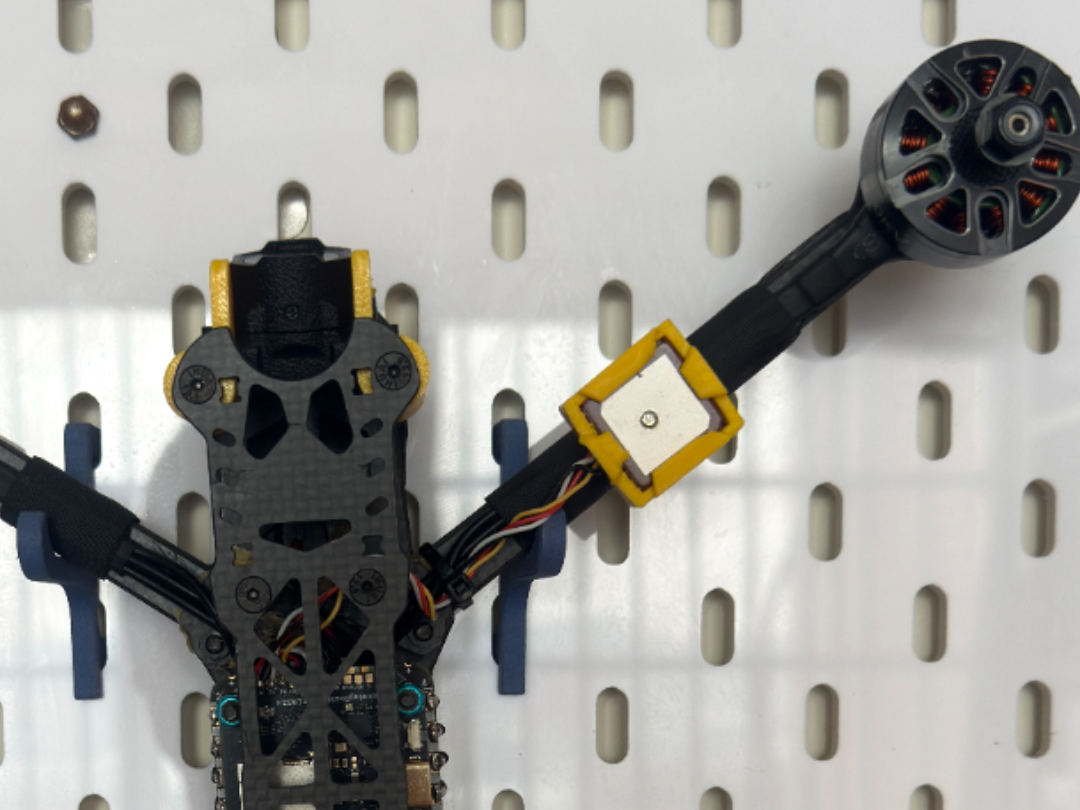 机臂GPS(181)安装打印件 来自 小阳-FPV MakerWorld：免费下载 3D 模型