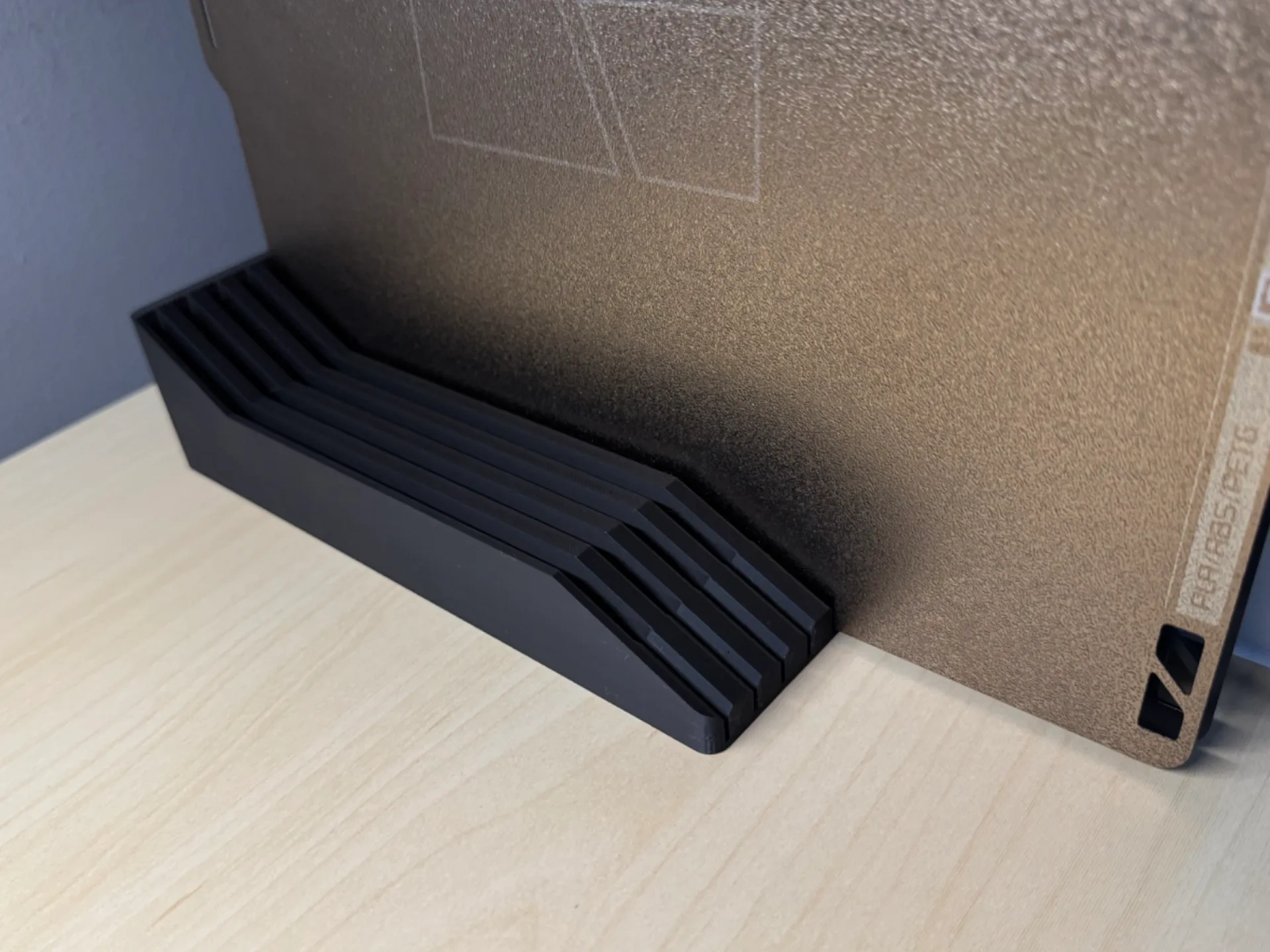 XXL X1C/P1S Modern Build Plate Stand (6 slots) 来自 Lukas - MakerWorld