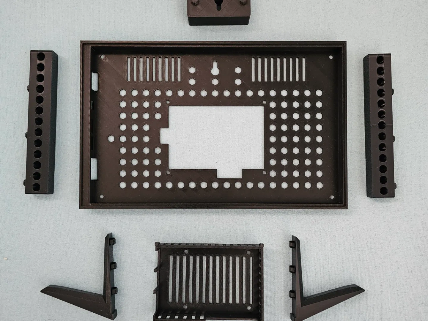 GeekPi 10英寸带桌架和壁挂的保护壳 来自 James T. - MakerWorld