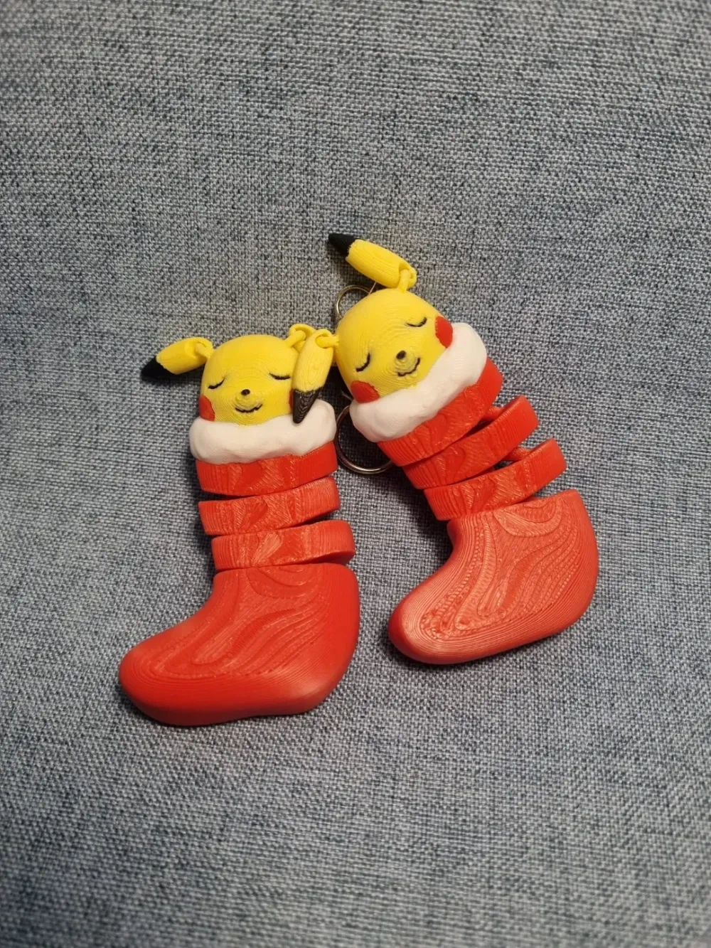 可活动的圣诞睡衣皮卡丘钥匙扣 来自 Big Simi MakerWorld：免费下载 3D 模型