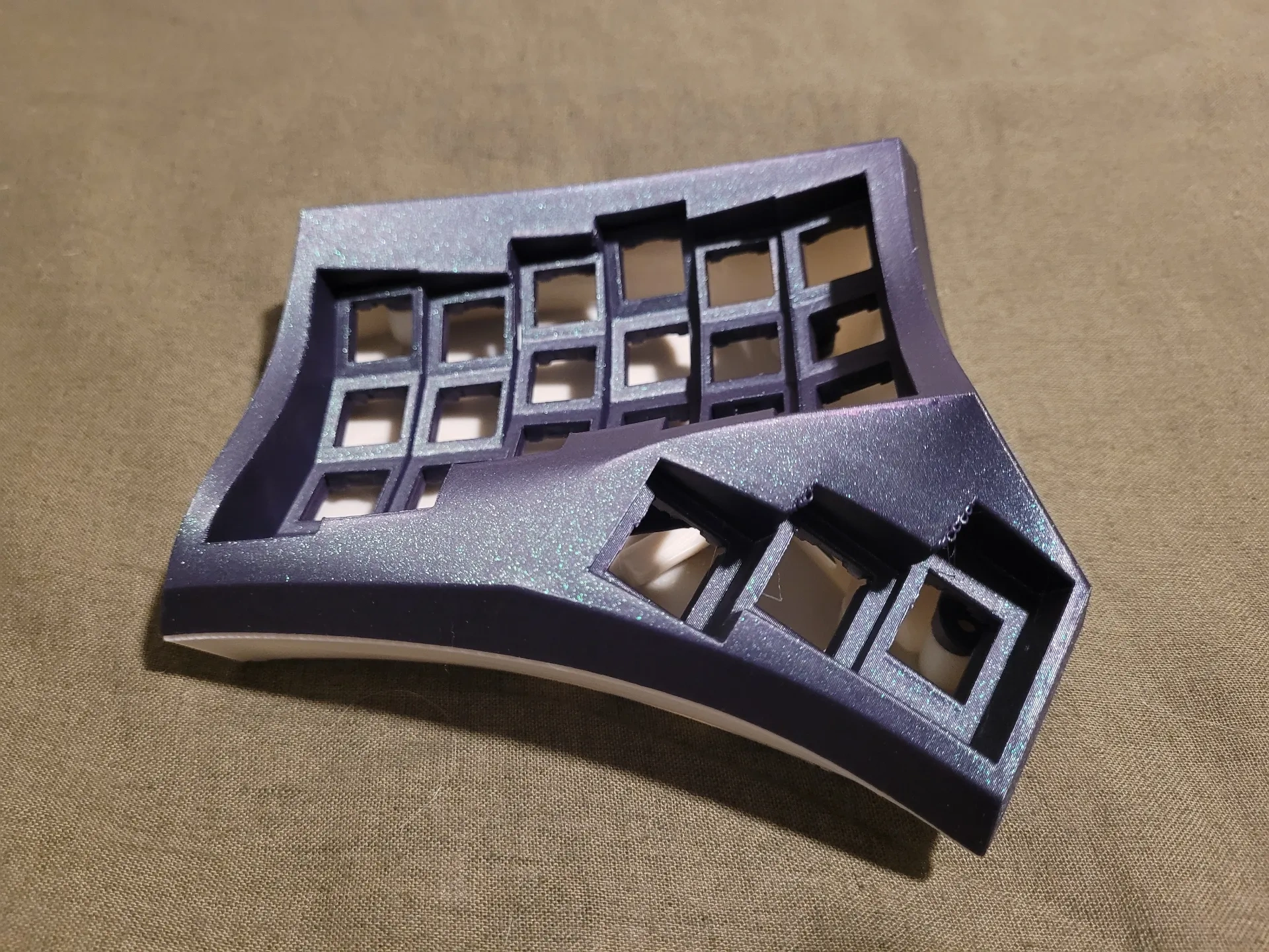 Dactyl Cygnus 人体工学键盘 4x6 by juhakaup 来自 RealName MakerWorld：免费下载 3D 模型