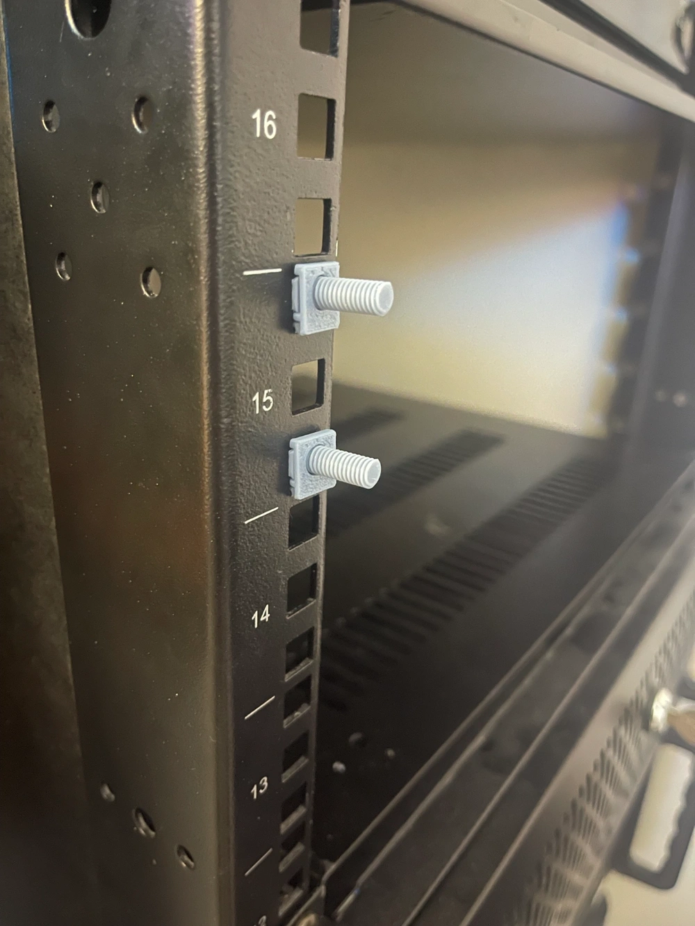 Rackstuds for easy server rack mounting 来自 dangles_ - MakerWorld