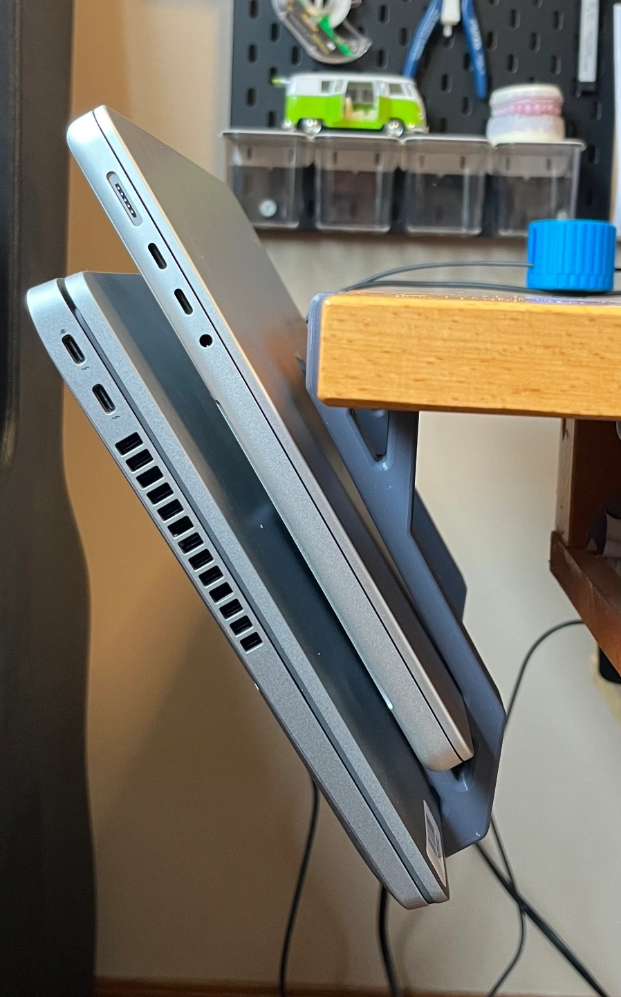 Desk side hanger shelf for laptops 来自 oscar.y.chen - MakerWorld