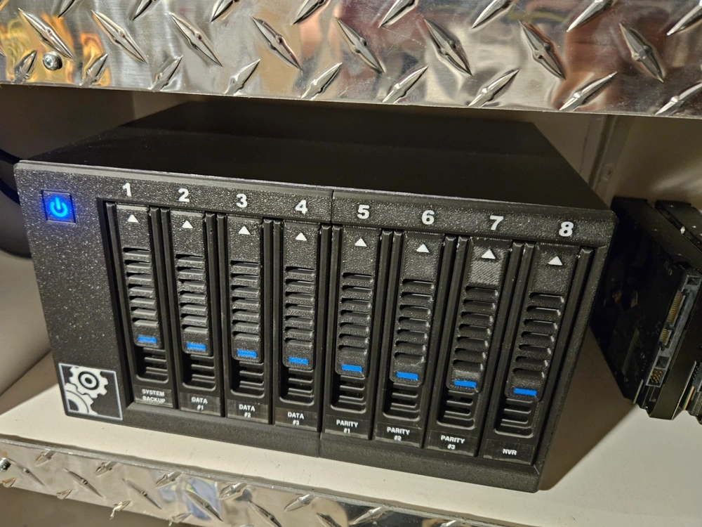 8 Trays HDD Enclosure (SATA/SAS) 来自 Shaztech.info MakerWorld：免费下载 3D 模型