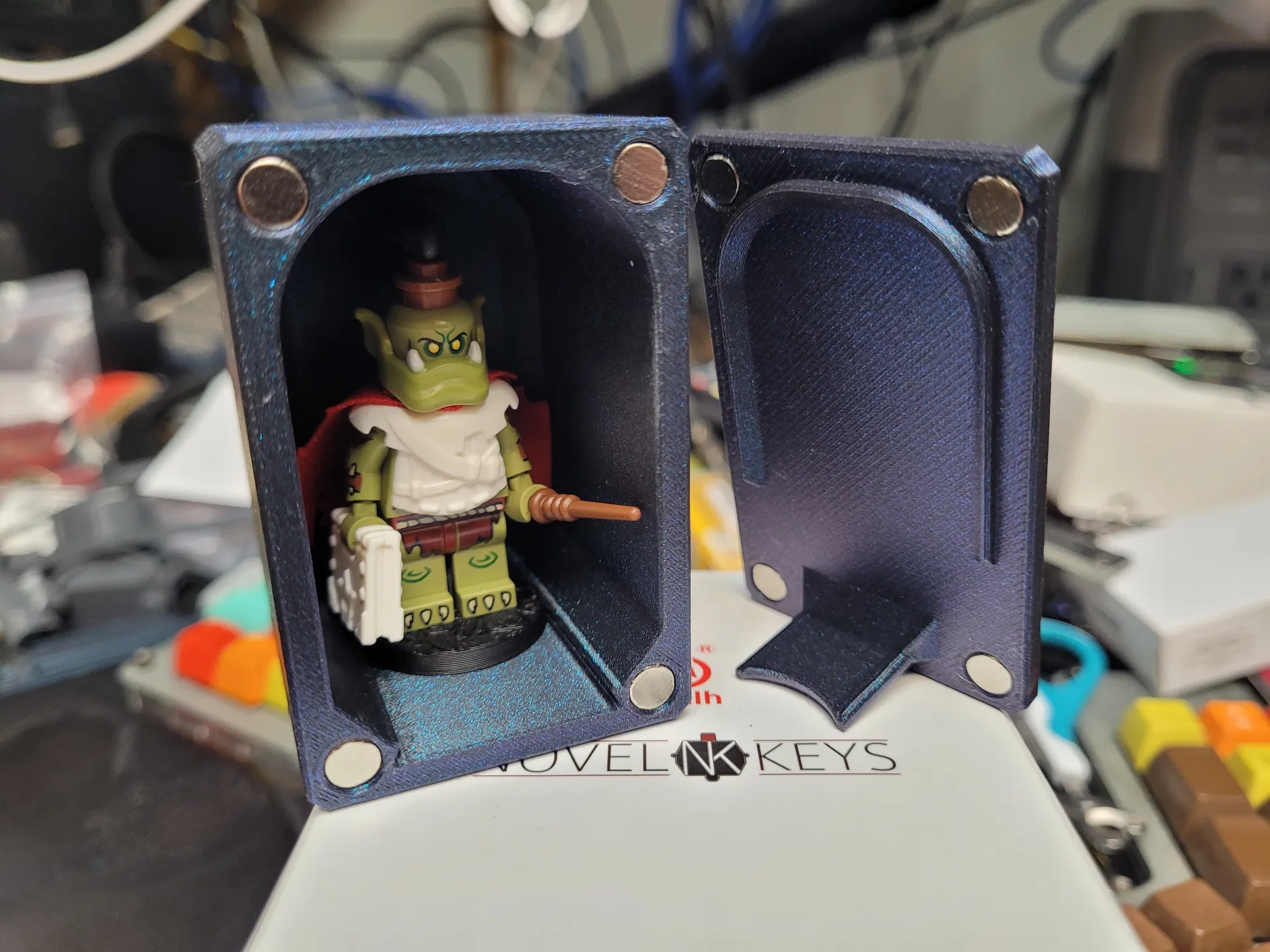 砖块迷你人物的携带箱和25mm底座 来自 RagingRoosevelt - MakerWorld