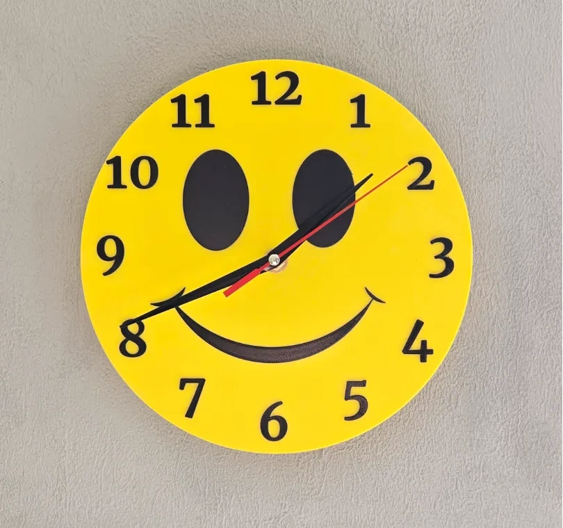 Smiley Clock 来自 kevr102 - MakerWorld