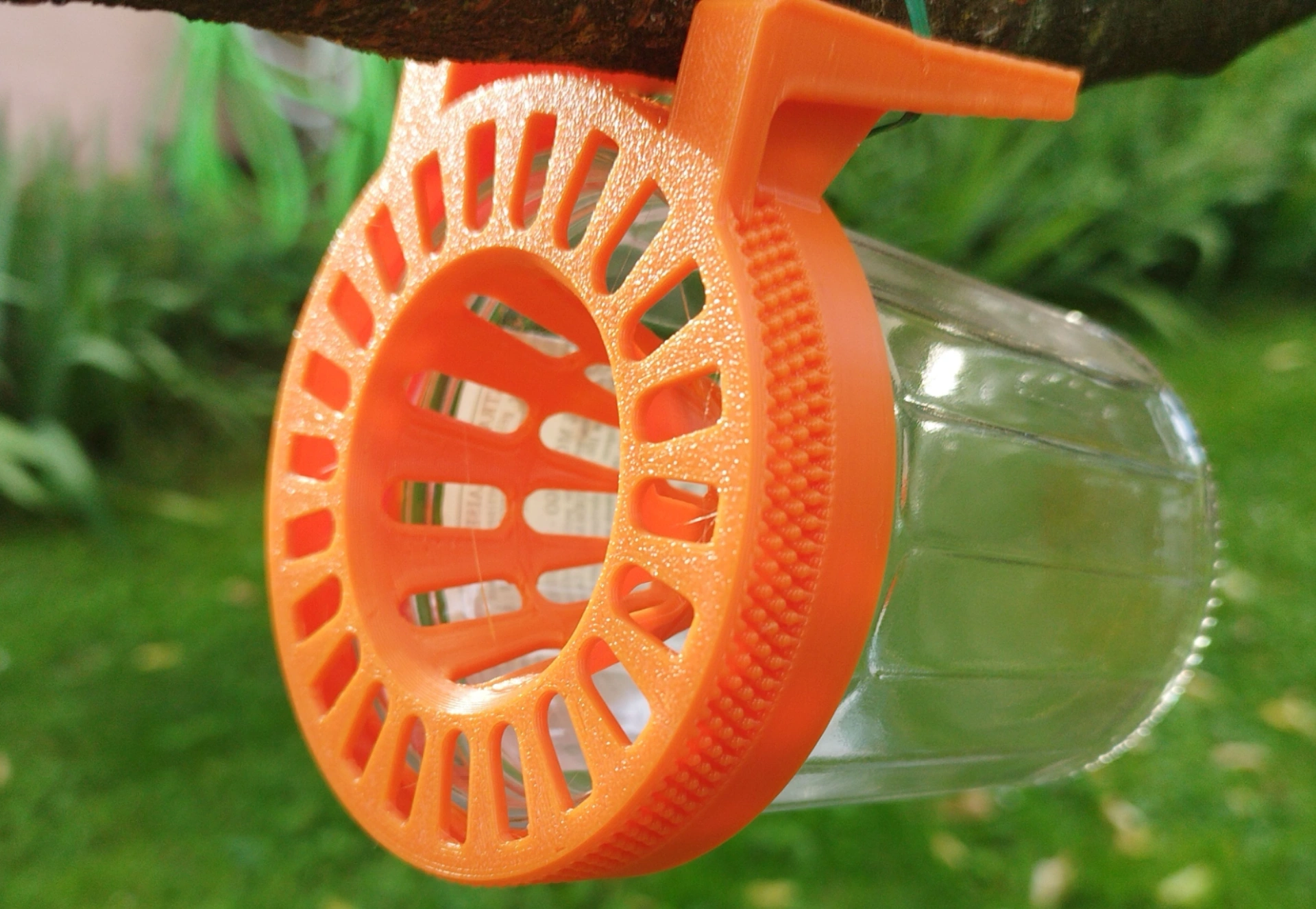 Asian hornet trap with mounting support 来自 leonllrmc - MakerWorld