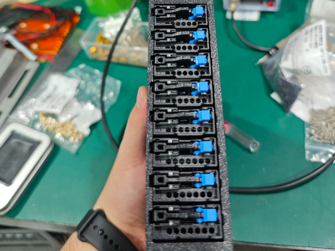 适配创无界8盘位背板的e1s硬盘笼 来自 爱睡觉の吃龙 MakerWorld：免费下载 3D 模型