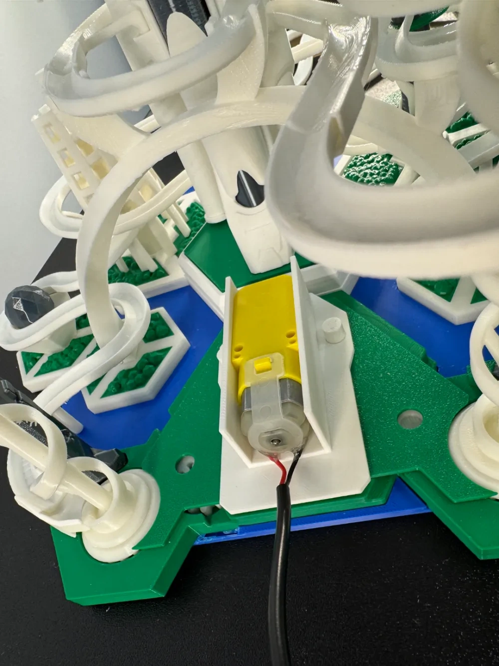 NeoHexa都市弹珠跑道——未来动感 来自 Structales - Roadrunner4d MakerWorld：免费下载 3D 模型